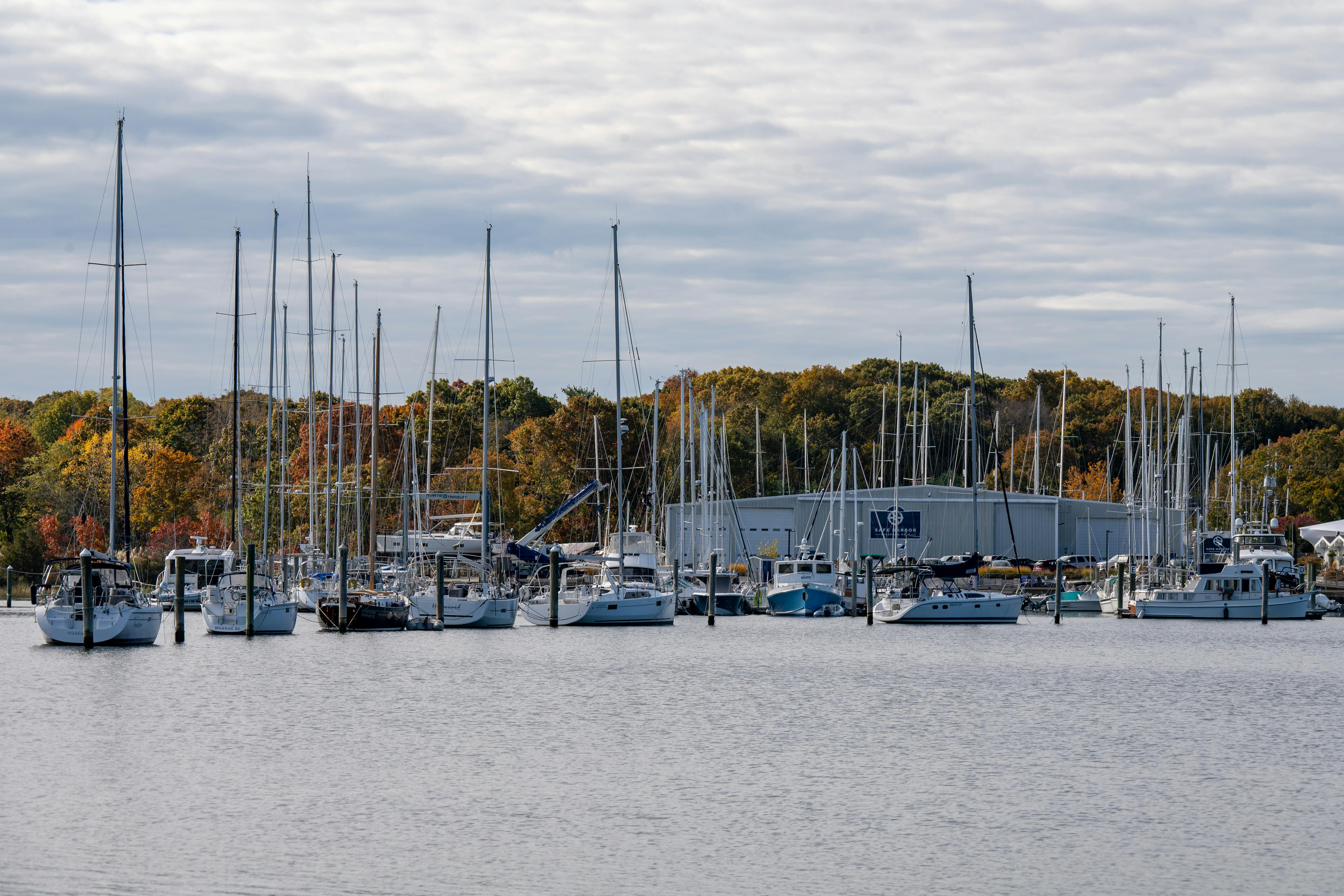 Puerto Deportivo Escénico Otoñal Con Barcos En Rhode Island · Foto de ...