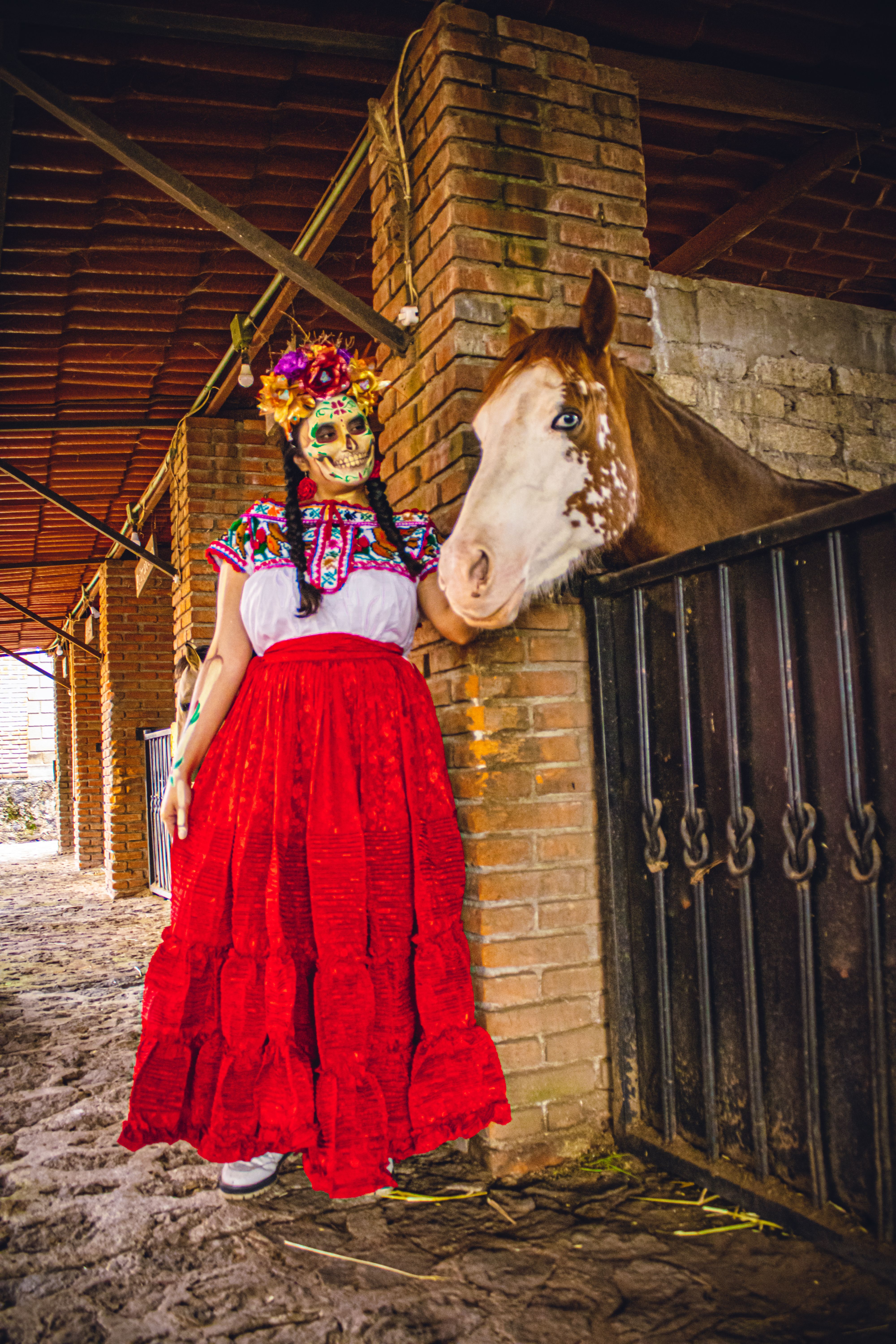 Catrina Con Traje Tradicional Y Caballo En México · Foto de stock gratuita