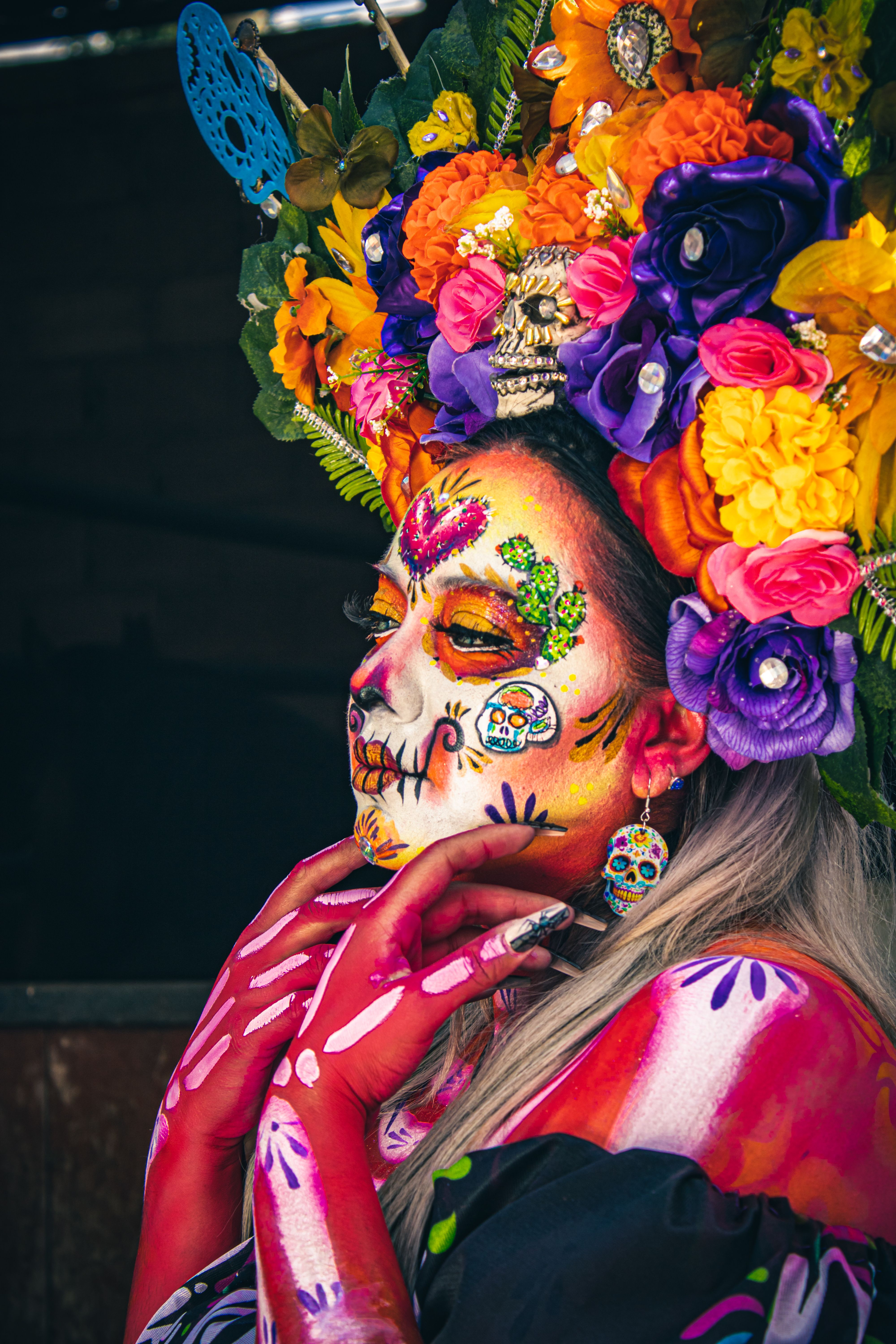 Disfraz De Globo Colorido En Desfile Festivo · Foto de stock gratuita