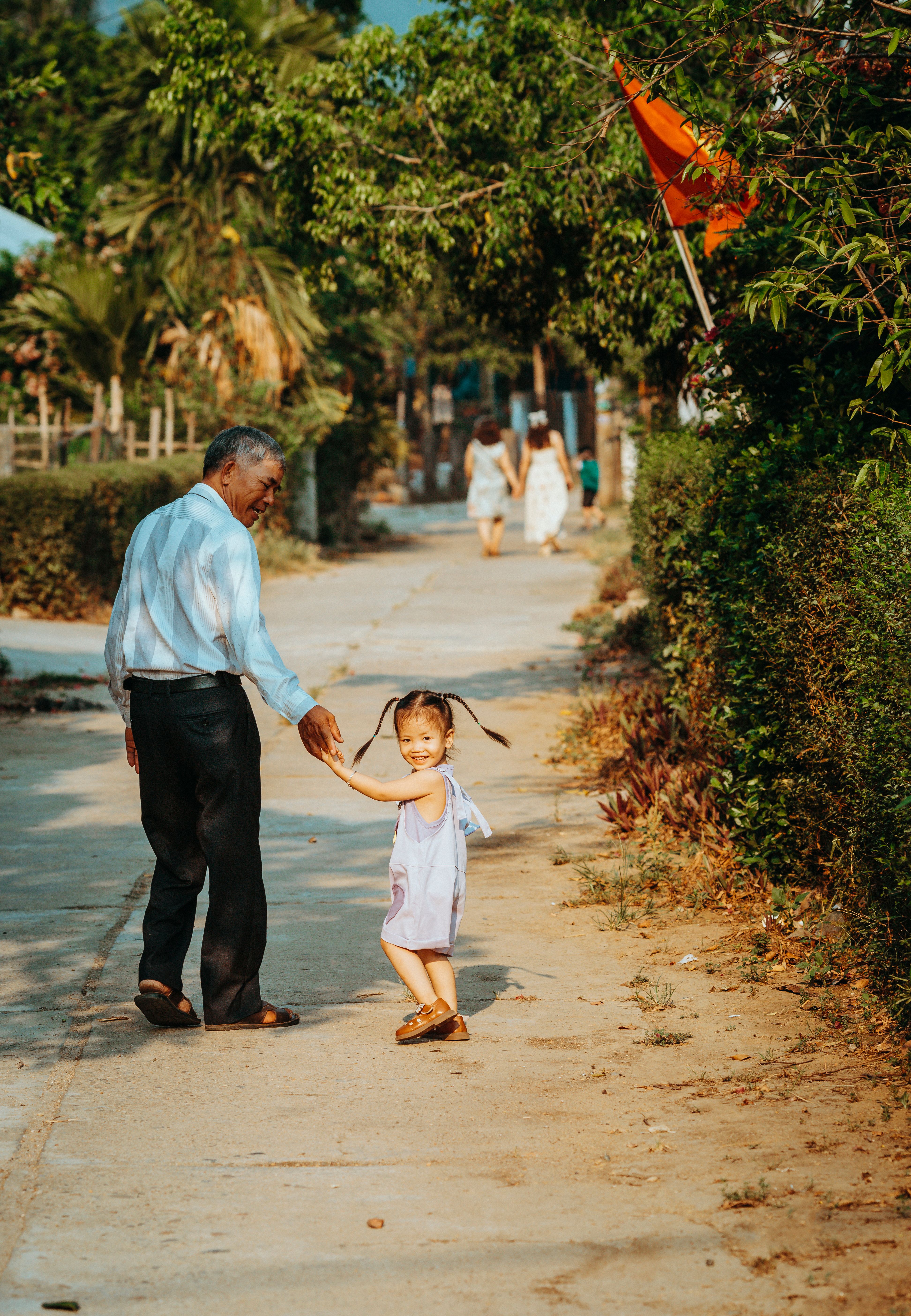 älterer Mann Geht Mit Kind In Der Straße Von Da Nang · Kostenloses ...