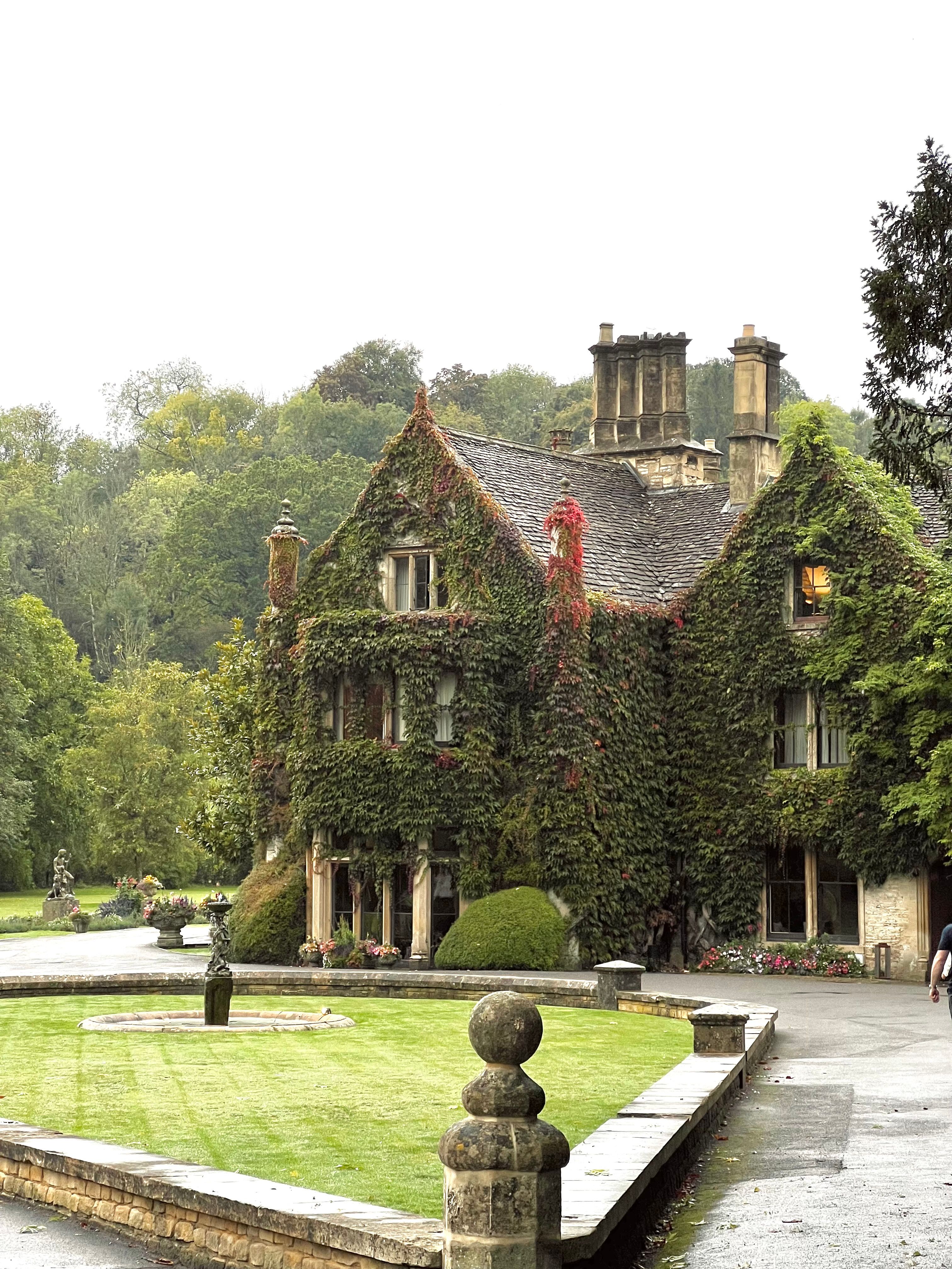 Casa Encantadora Coberta De Hera Em Castle Combe · Foto profissional ...