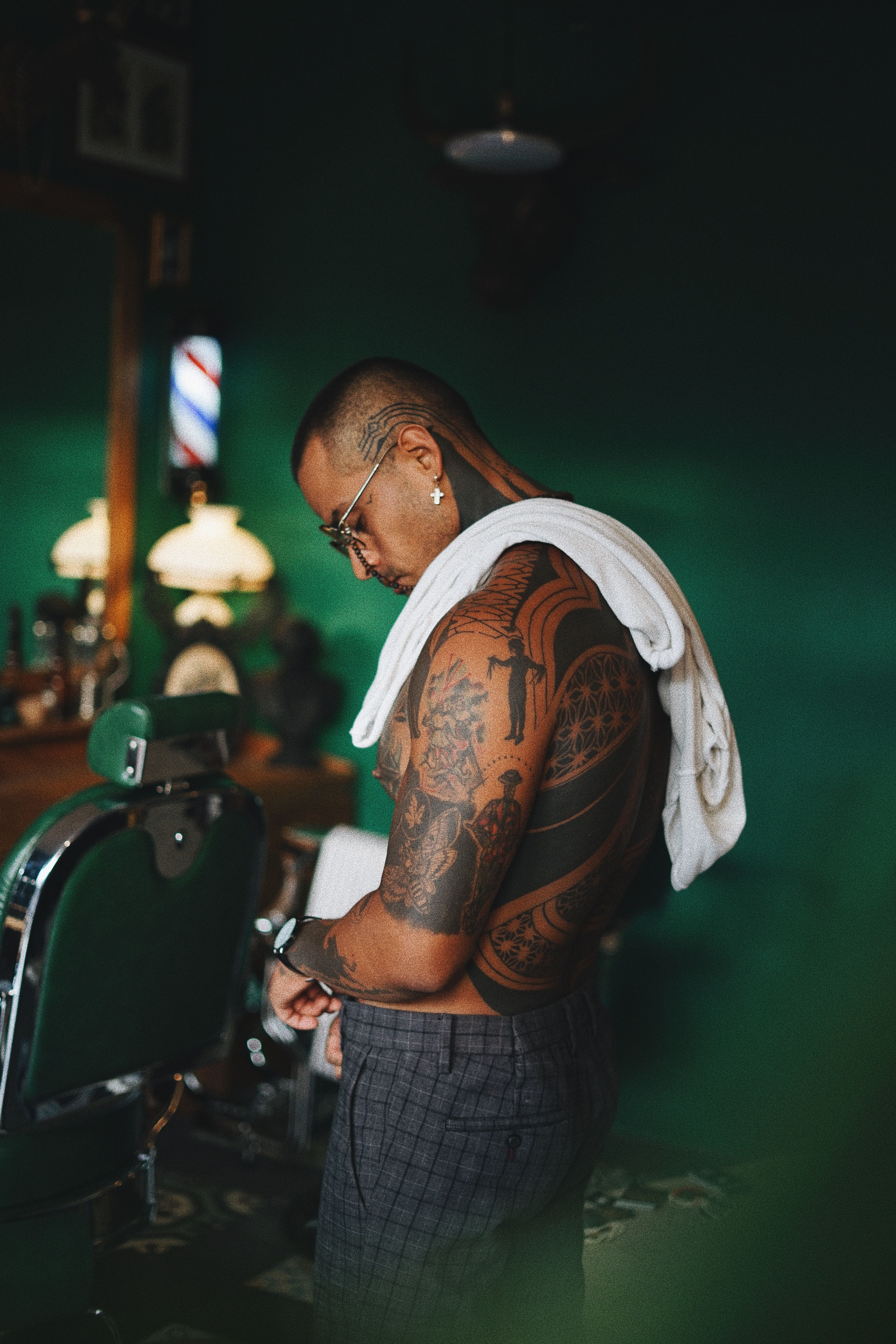 Homme Tatoué Dans Un Intérieur De Salon De Coiffure élégant · Photo ...