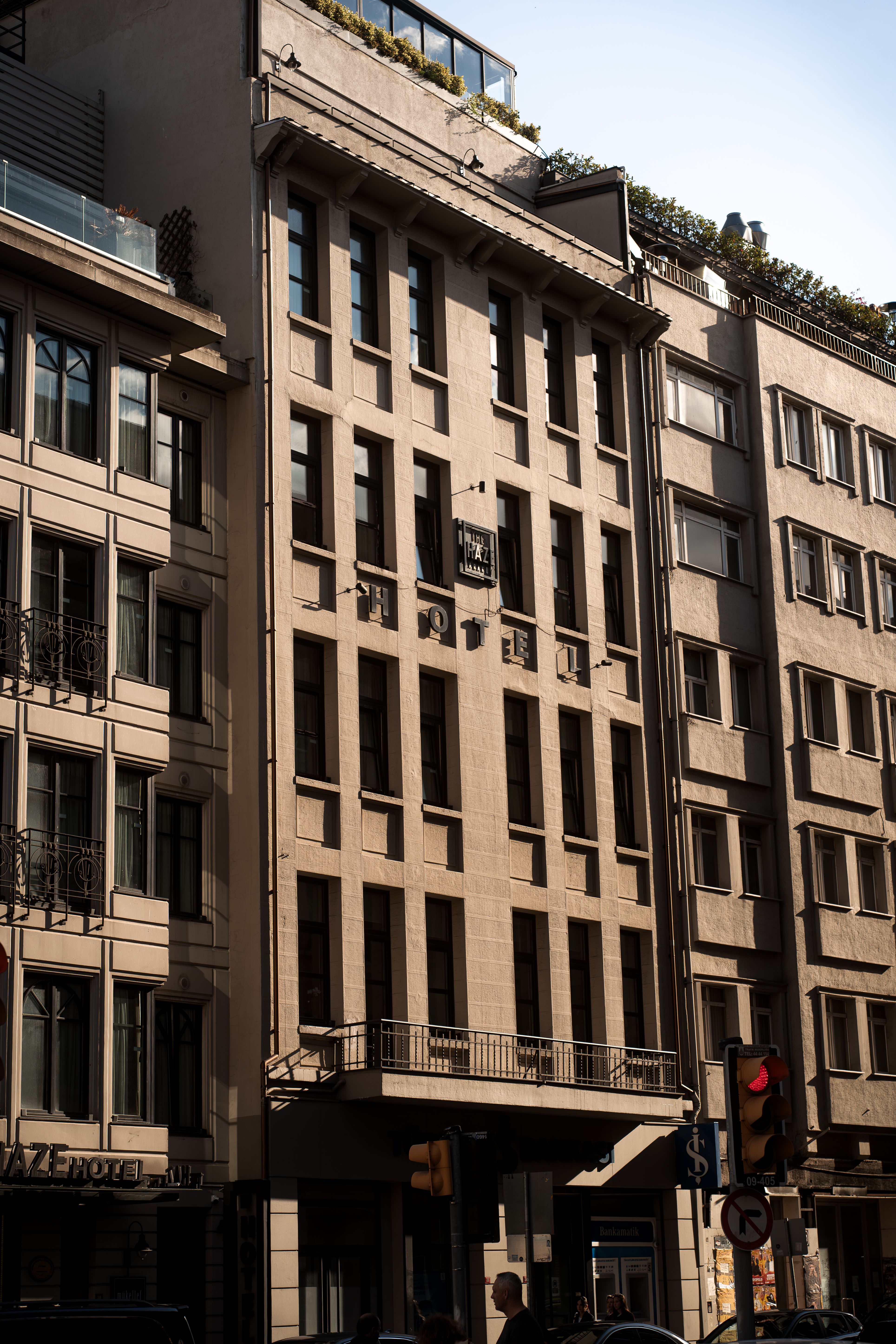 Fachada Histórica De Un Hotel Urbano A La Luz Del Sol · Foto de stock ...