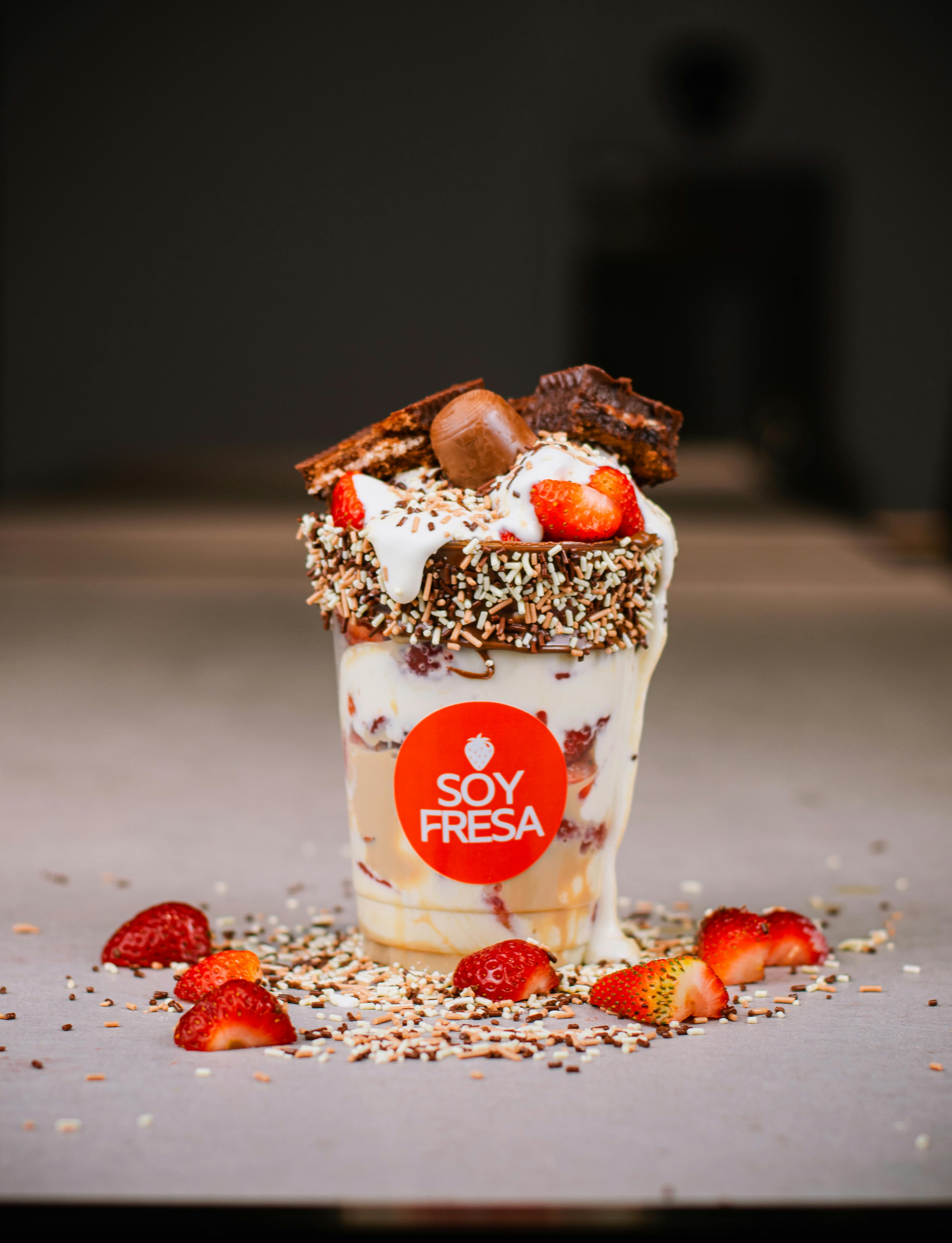 Deliciosa Copa De Postre De Fresa Y Chocolate · Foto de stock gratuita