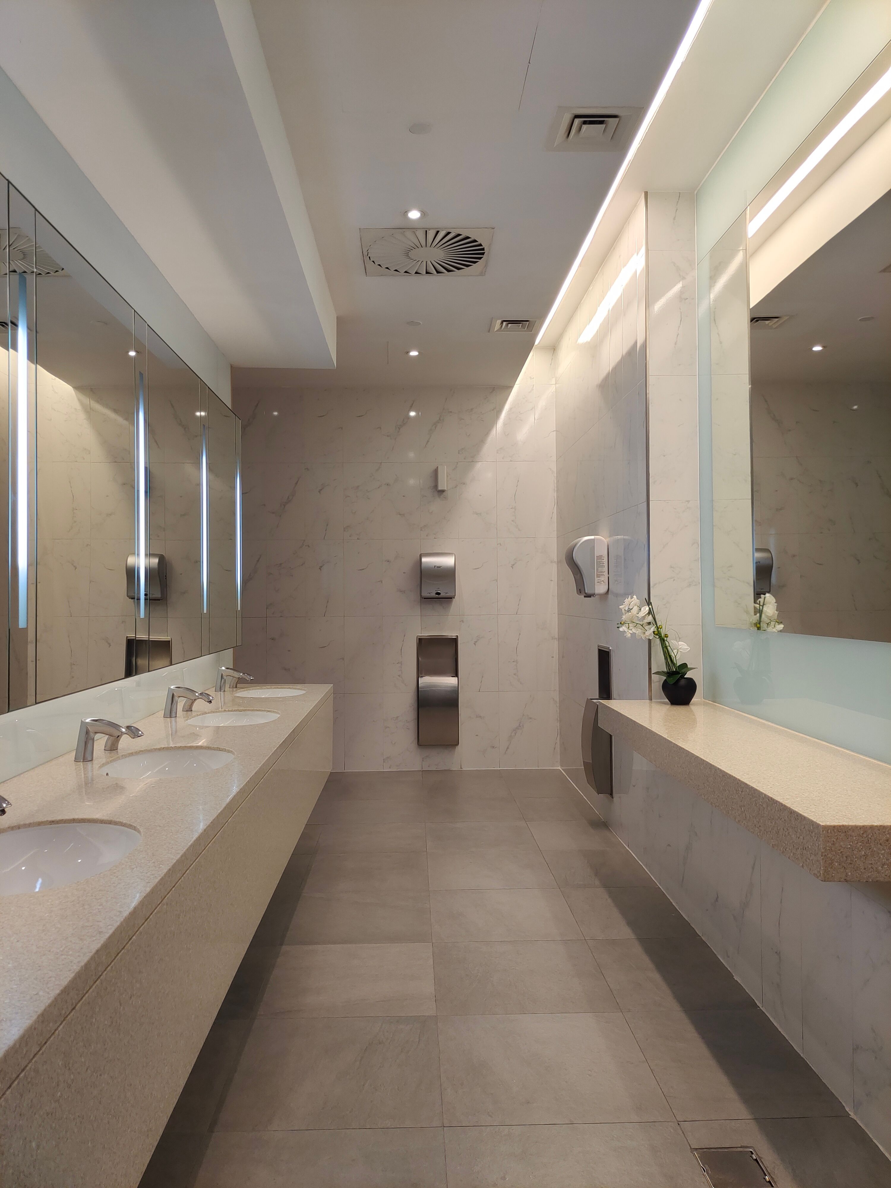 Elegant Modern Restroom with Marble Finish · Free Stock Photo