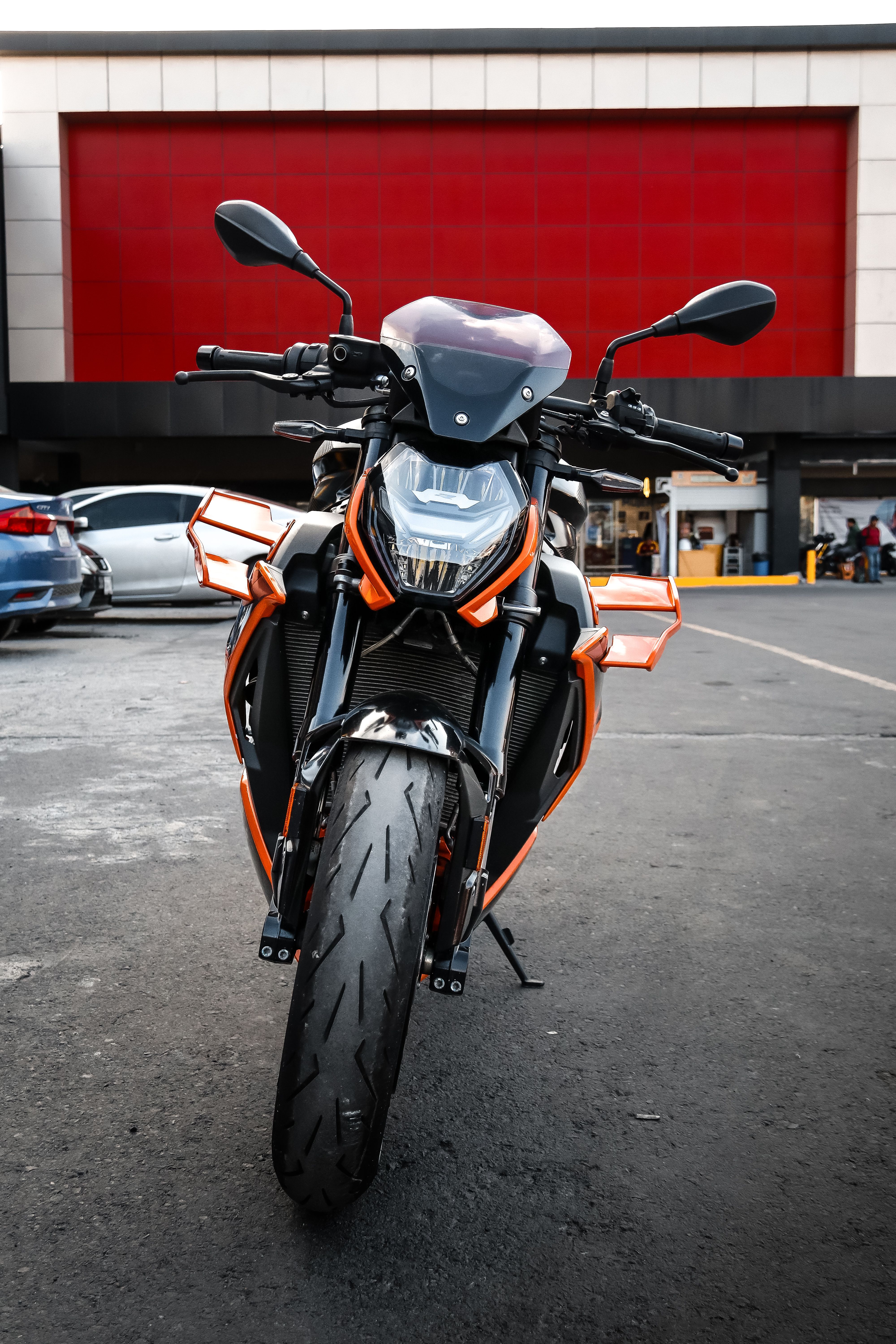Vue De Face D'une Moto Sportive En Milieu Urbain · Photo gratuite