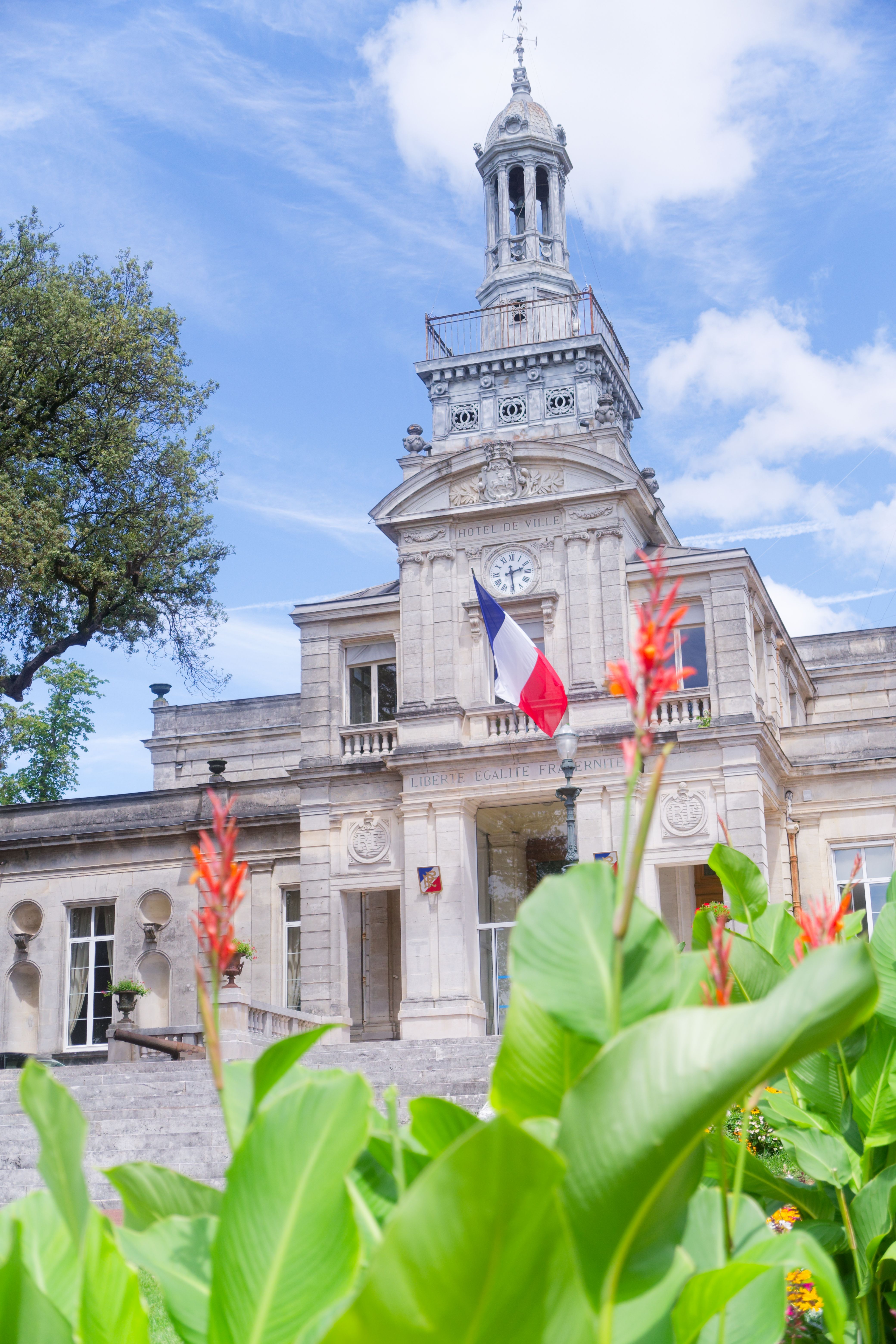 Hôtel De Ville De Cognac En France Avec Drapeau Français · Photo gratuite