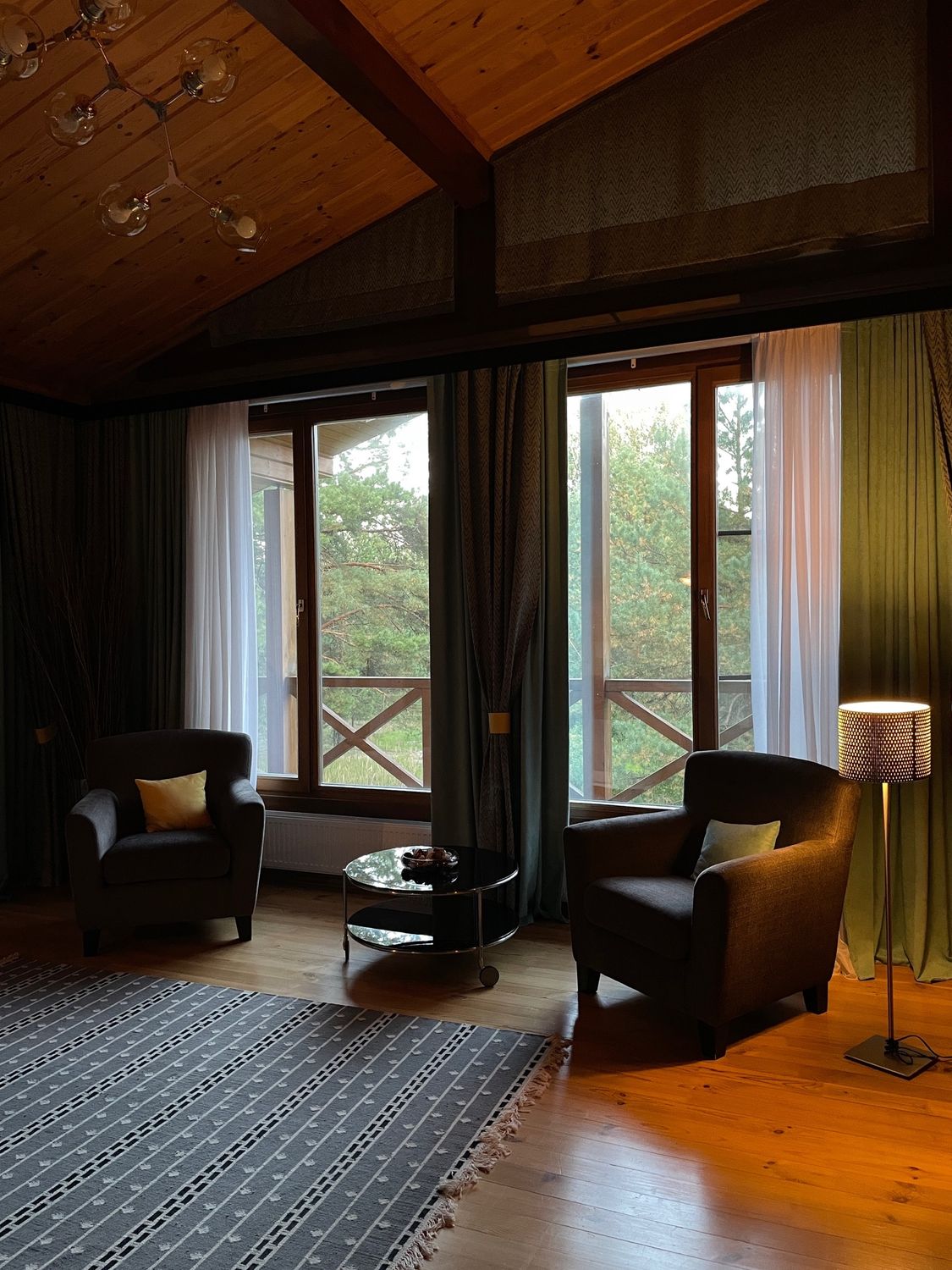 Acogedor Salón Con Sillones Y Grandes Ventanas · Foto de stock gratuita