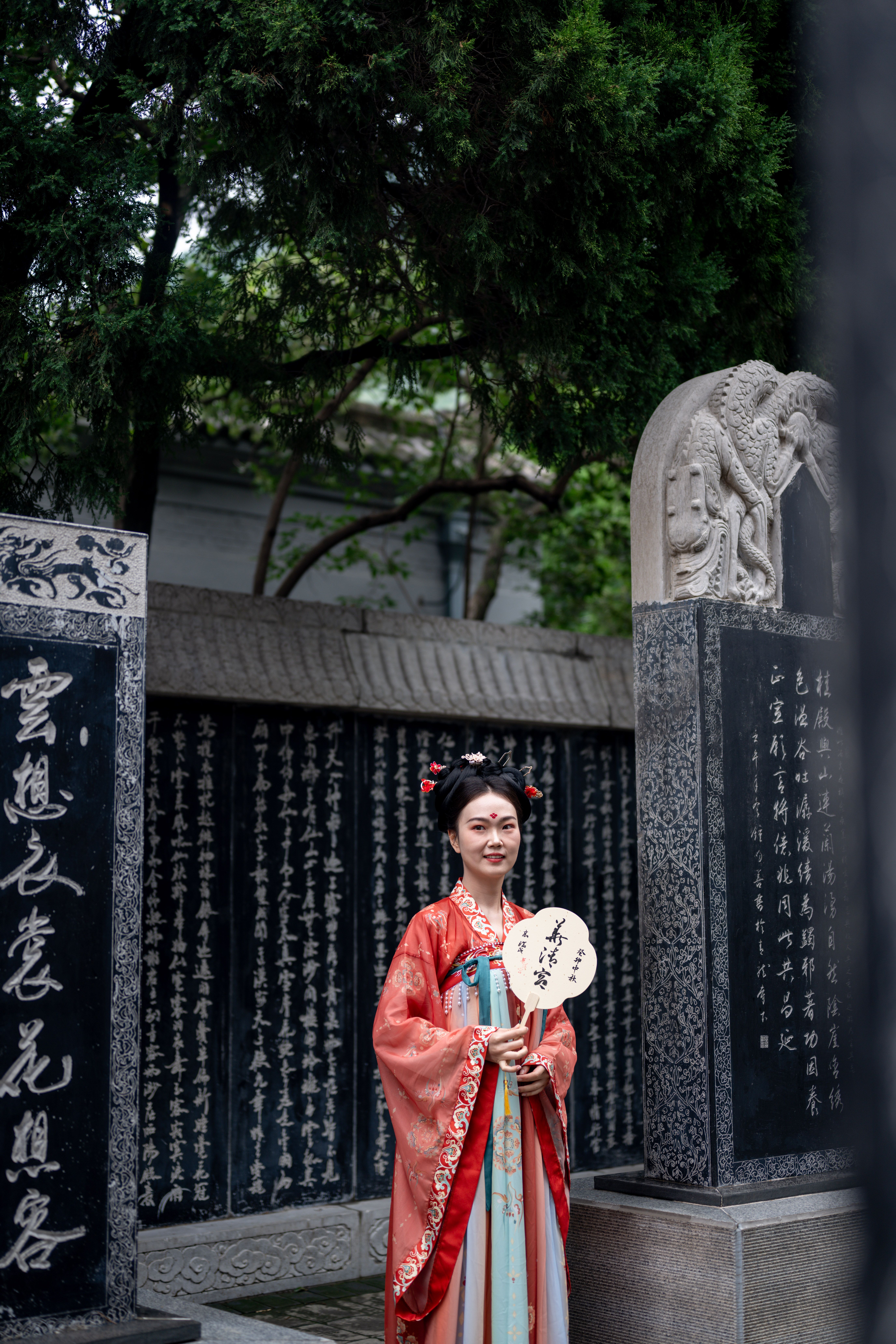 Vestimenta Tradicional China En Un Entorno Histórico · Foto de stock ...