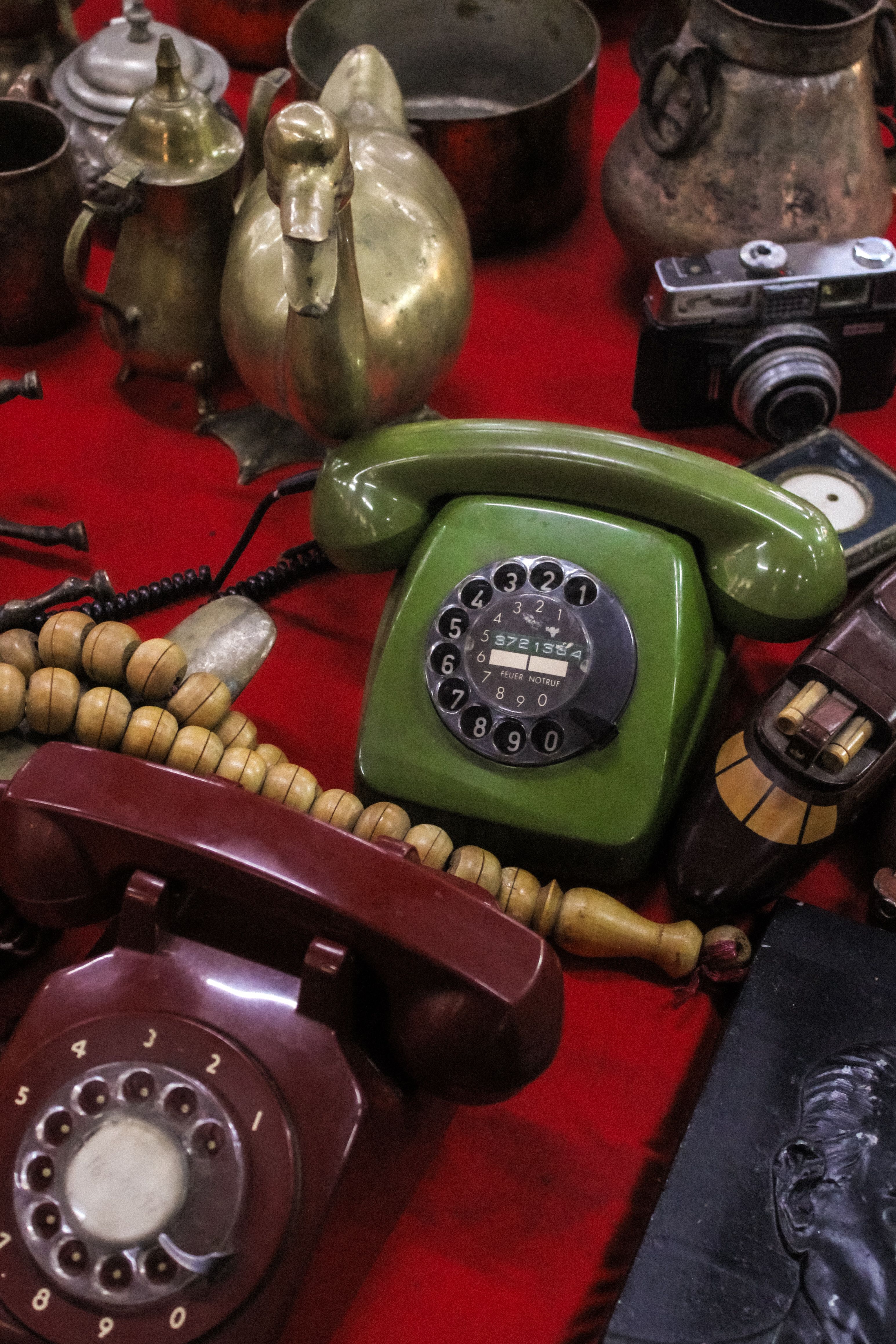 Vintage Collectibles on Display at Flea Market · Free Stock Photo