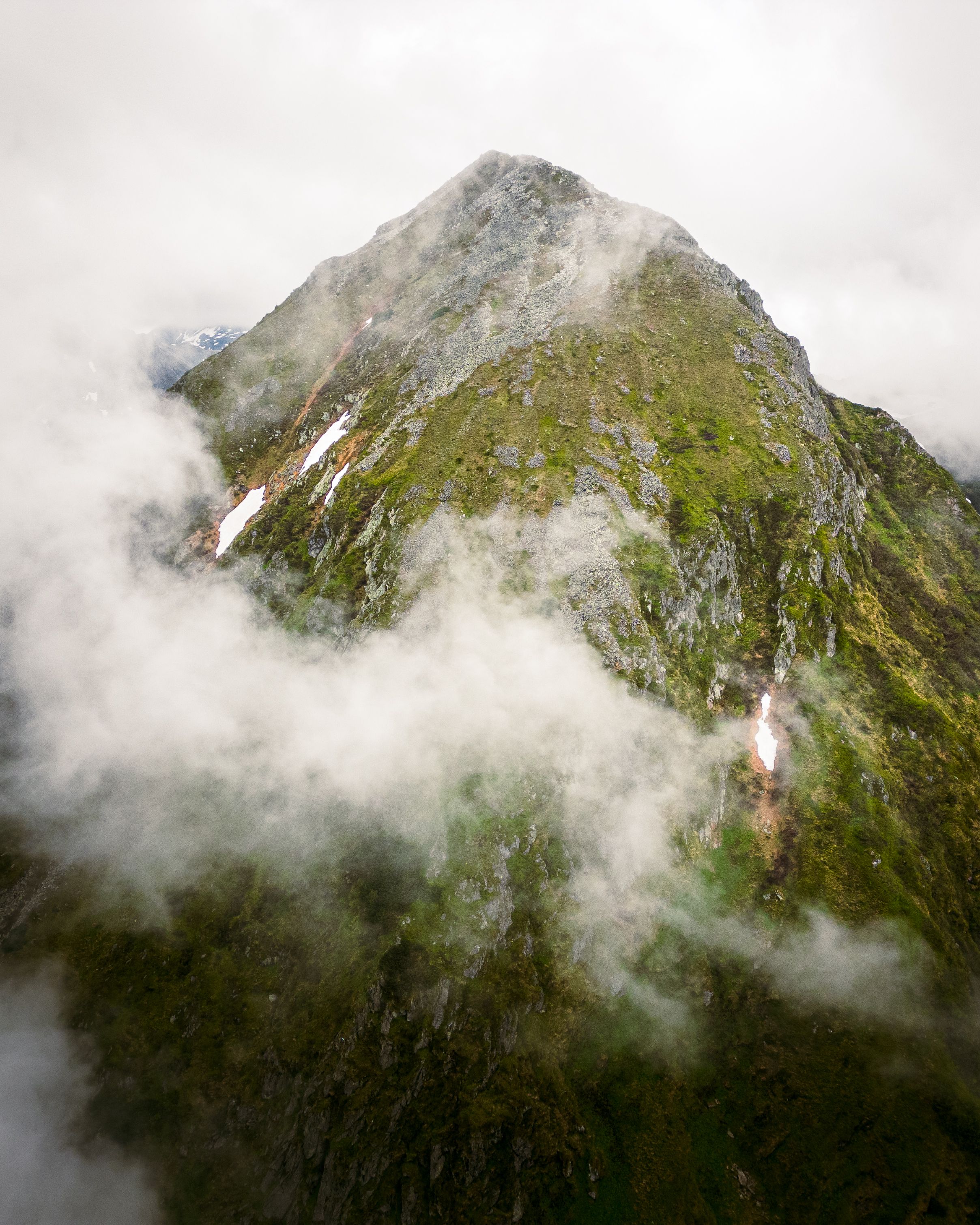 Pico De La Montaña Brumosa En La Región De Estiria, Austria · Foto de ...