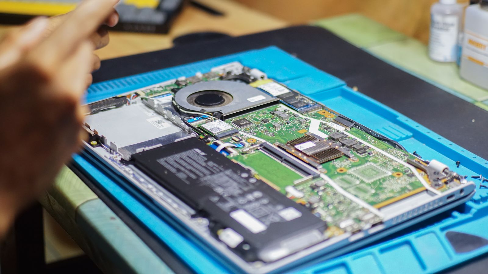 Laptop Repair Photos, Download The BEST Free Laptop Repair Stock Photos ...