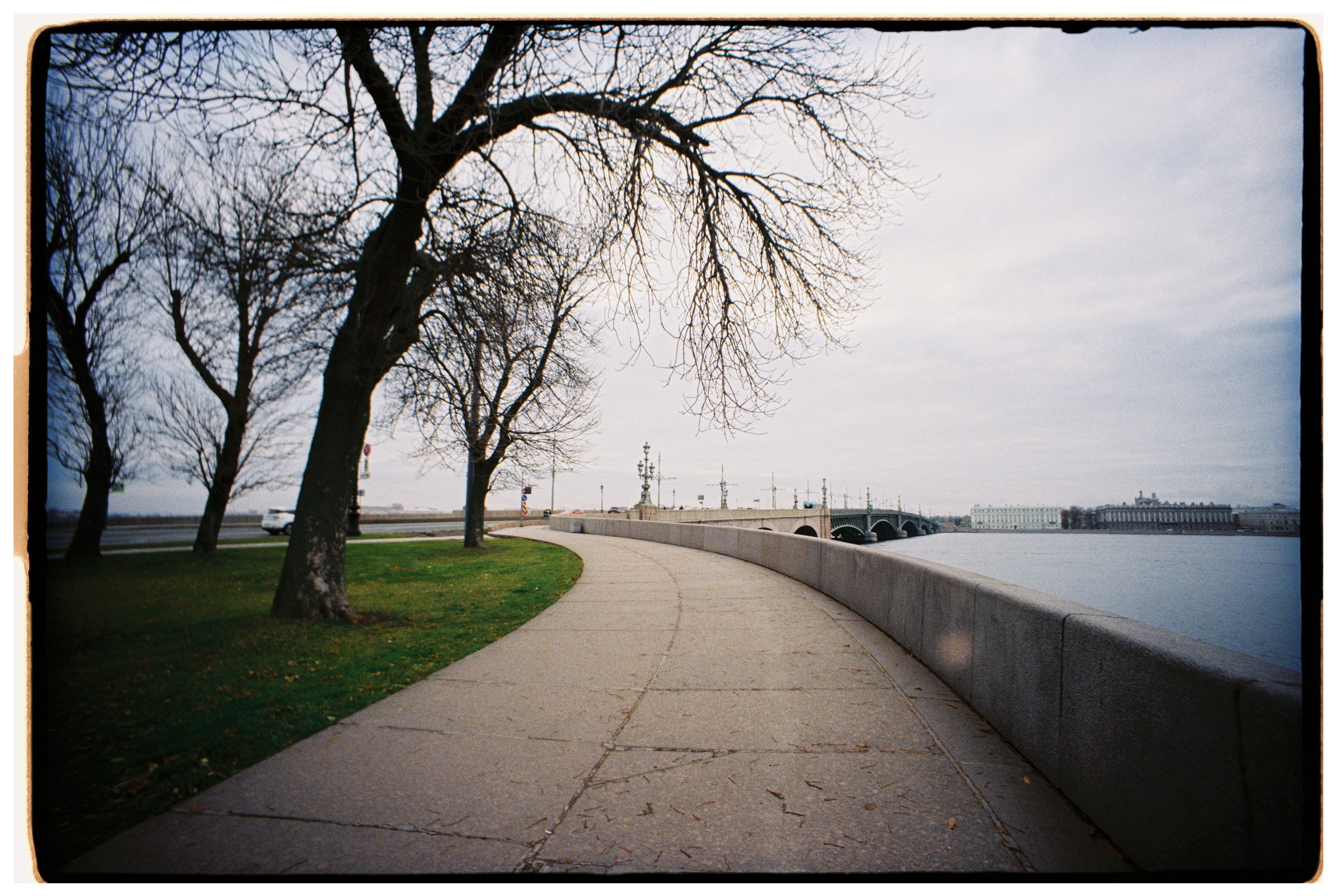 Scenic Riverside Pathway in Early Autumn · Free Stock Photo