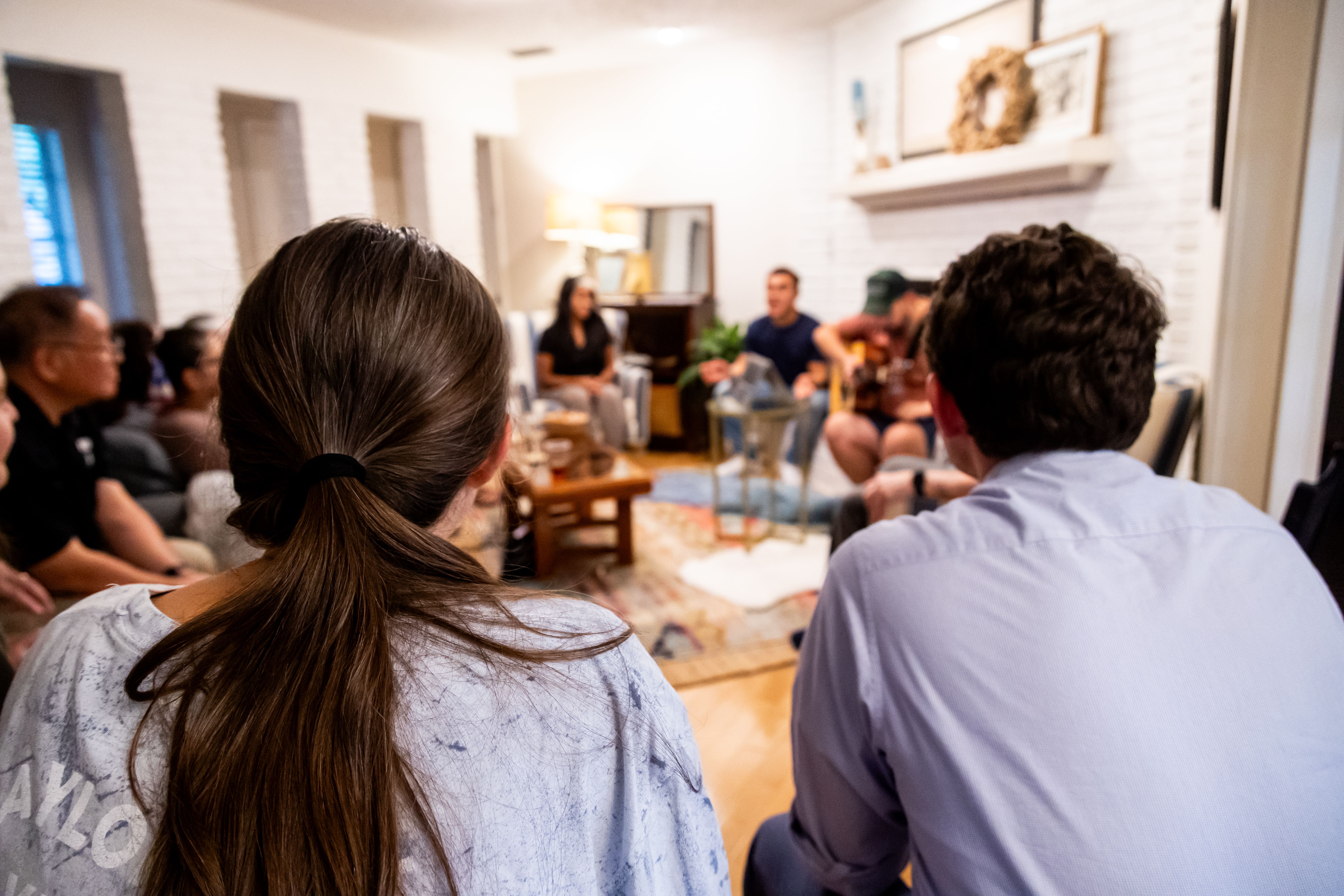 Casual Indoor Gathering with Acoustic Music · Free Stock Photo
