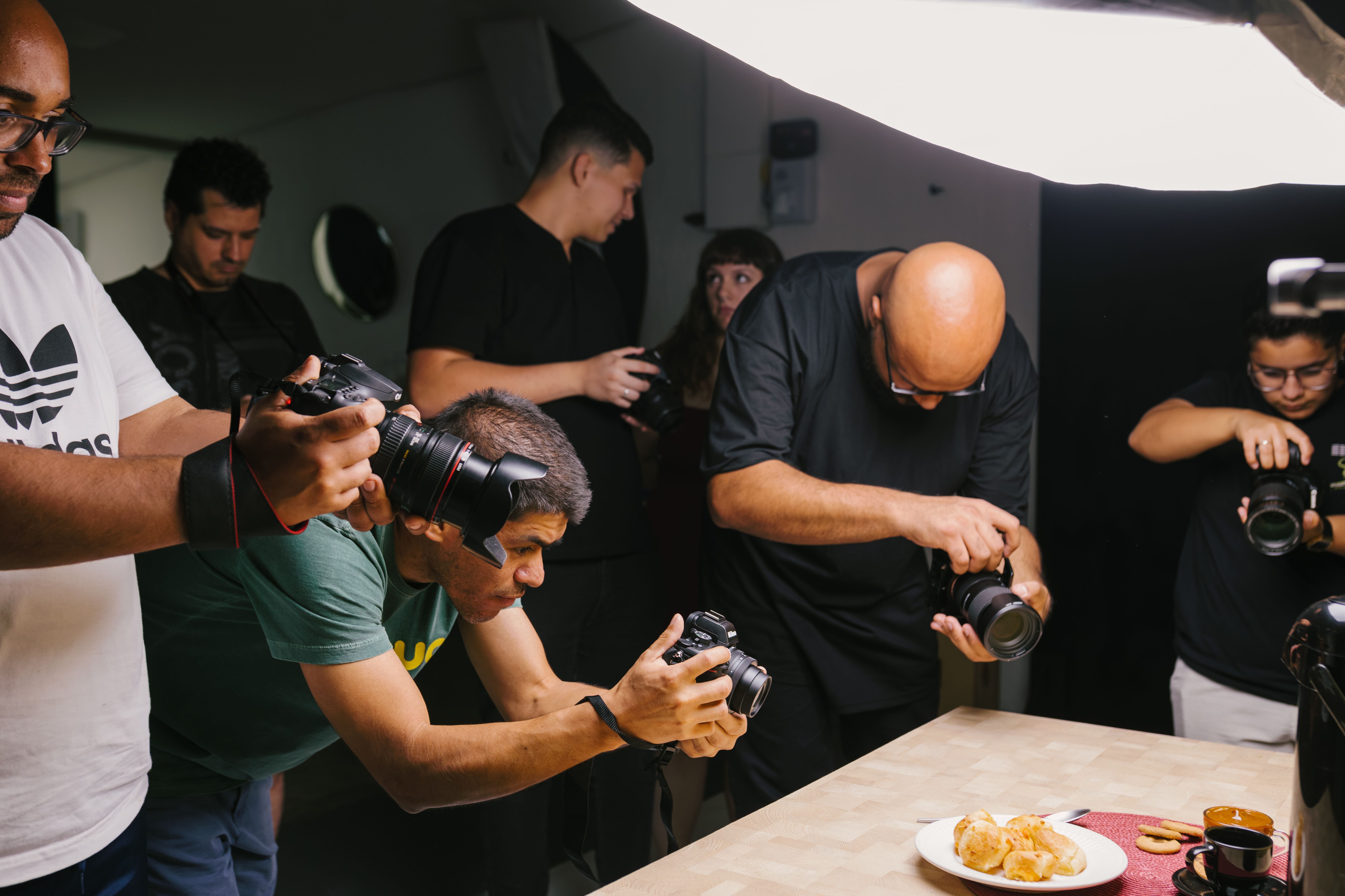 Food Photography Session with Multiple Photographers · Free Stock Photo