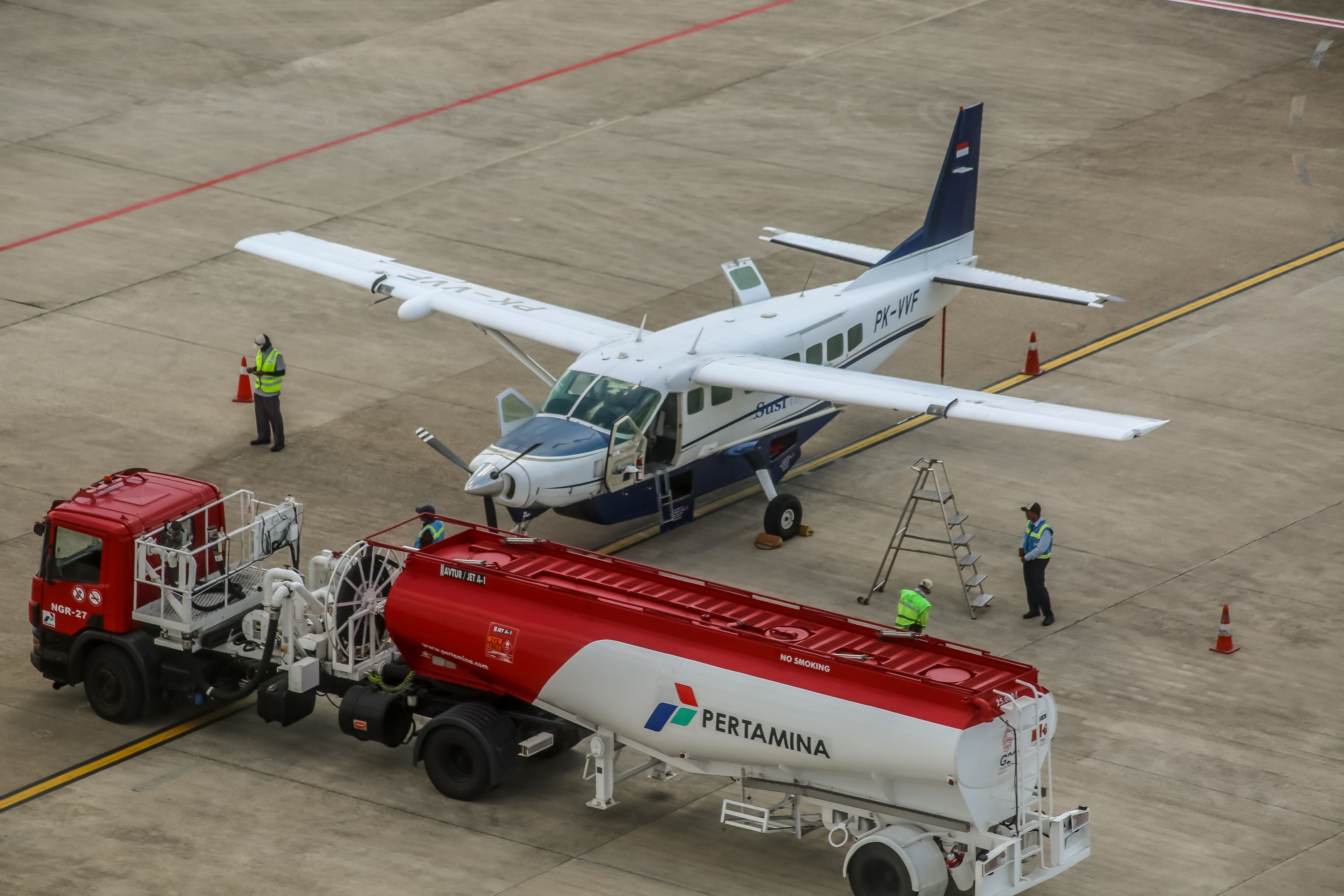 Fueling Aircraft Photos, Download The BEST Free Fueling Aircraft Stock ...