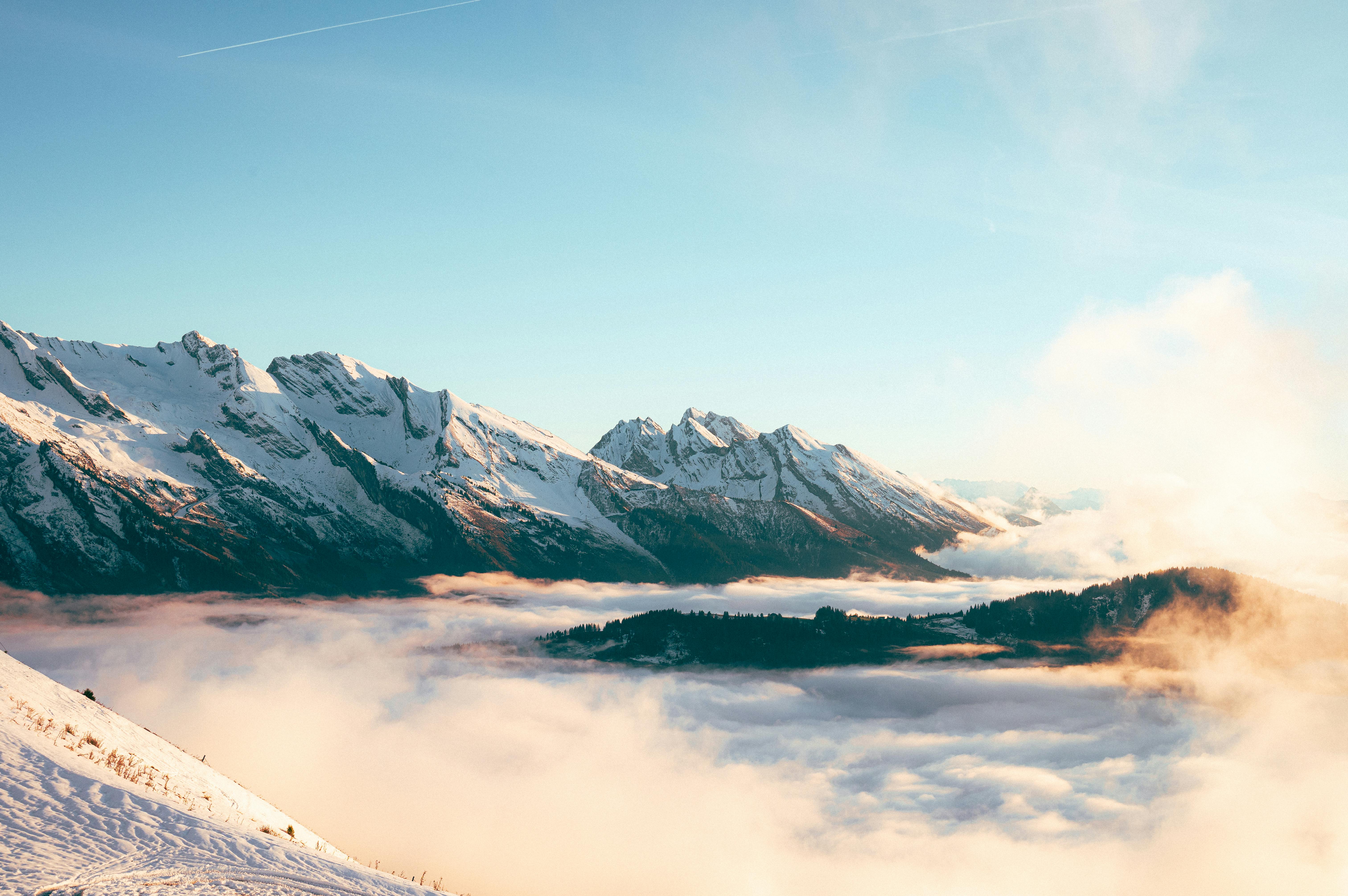 Montañas Nevadas Al Amanecer En Le Grand Bornand · Foto de stock gratuita