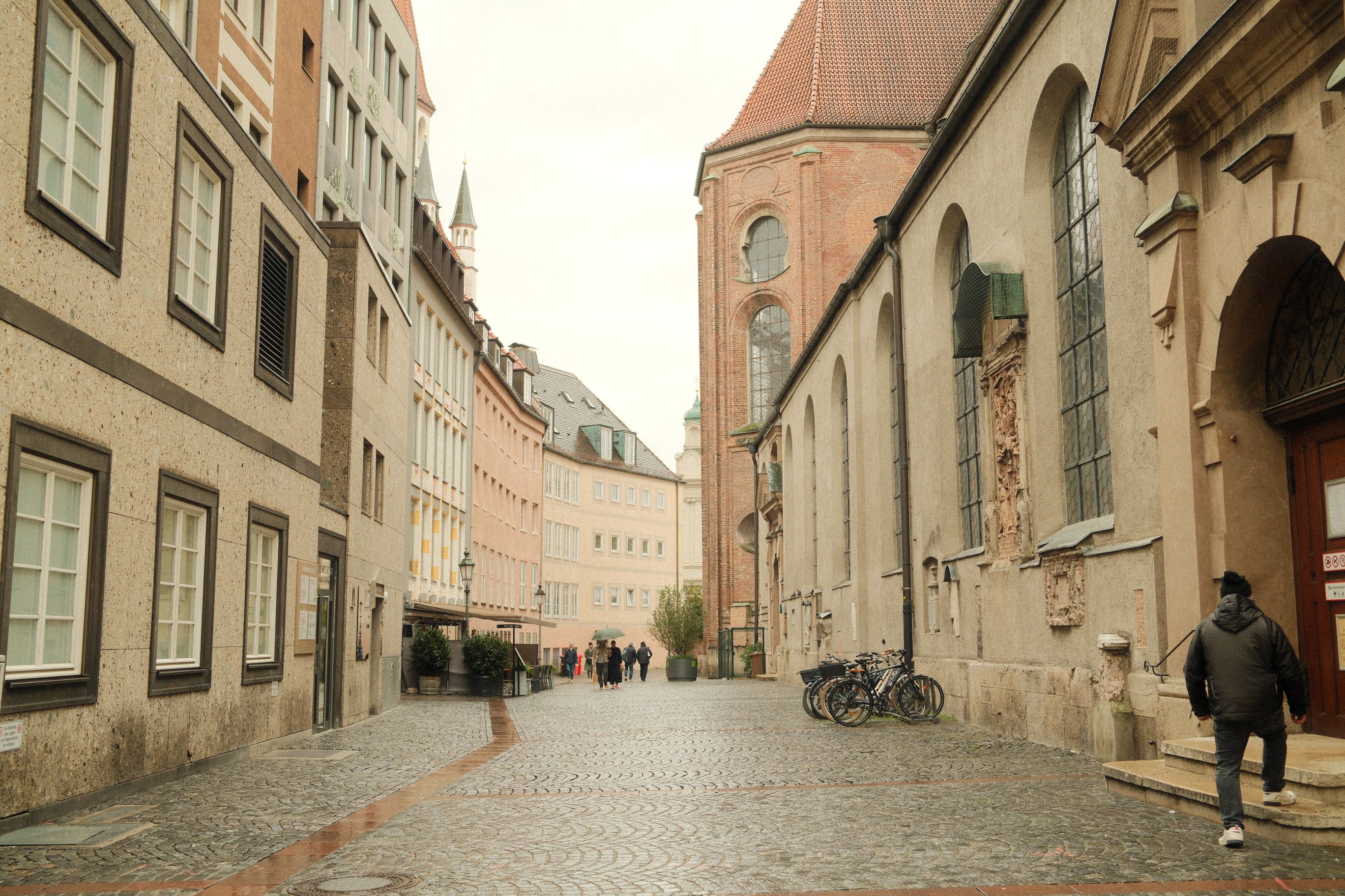 Charming Munich Street Scene with Historic Architecture · Free Stock Photo