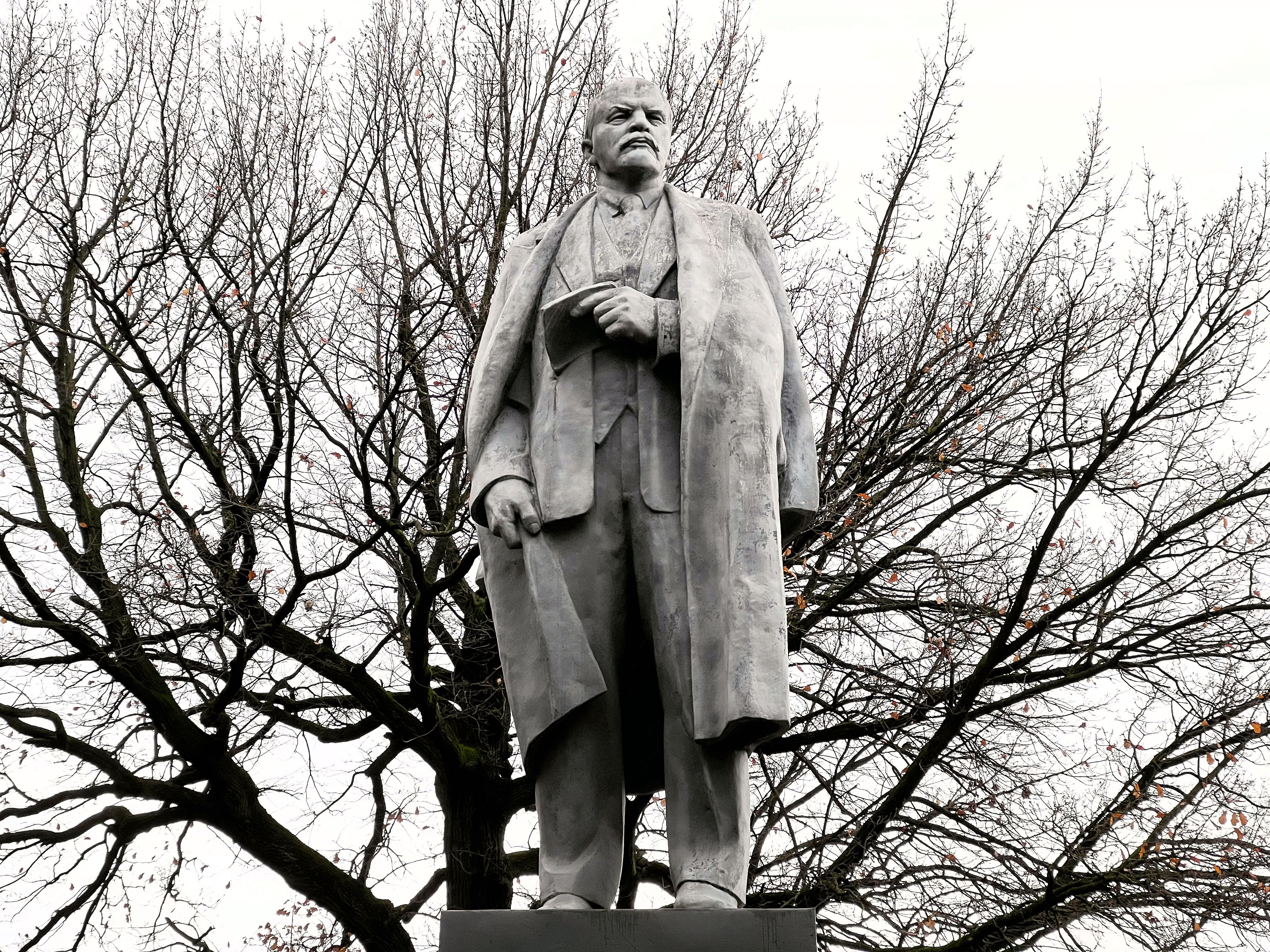 Monumental Statue of Historical Figure in Park · Free Stock Photo