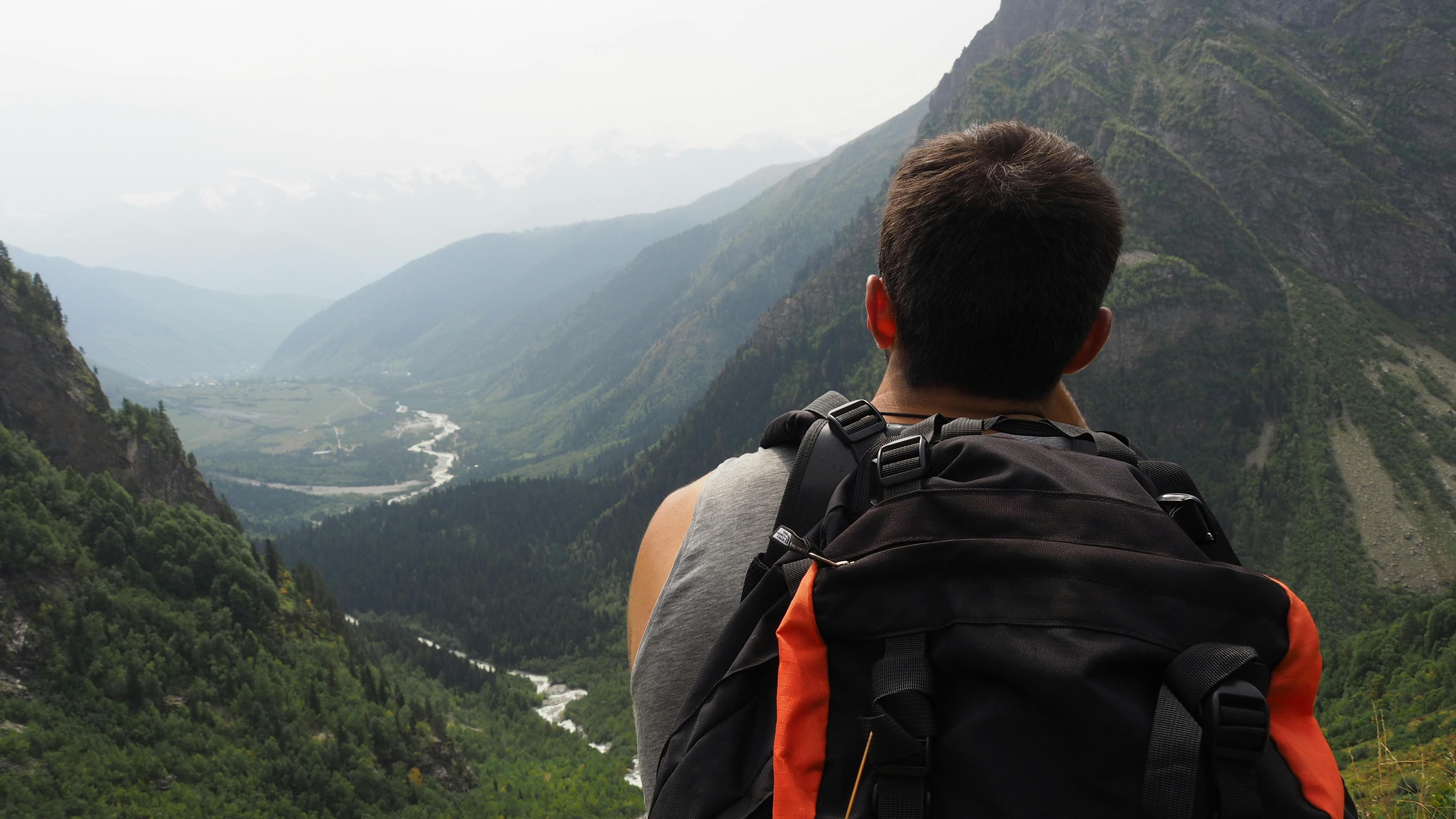 Un Excursionista Disfruta De Las Vistas Panorámicas De Las Montañas En ...