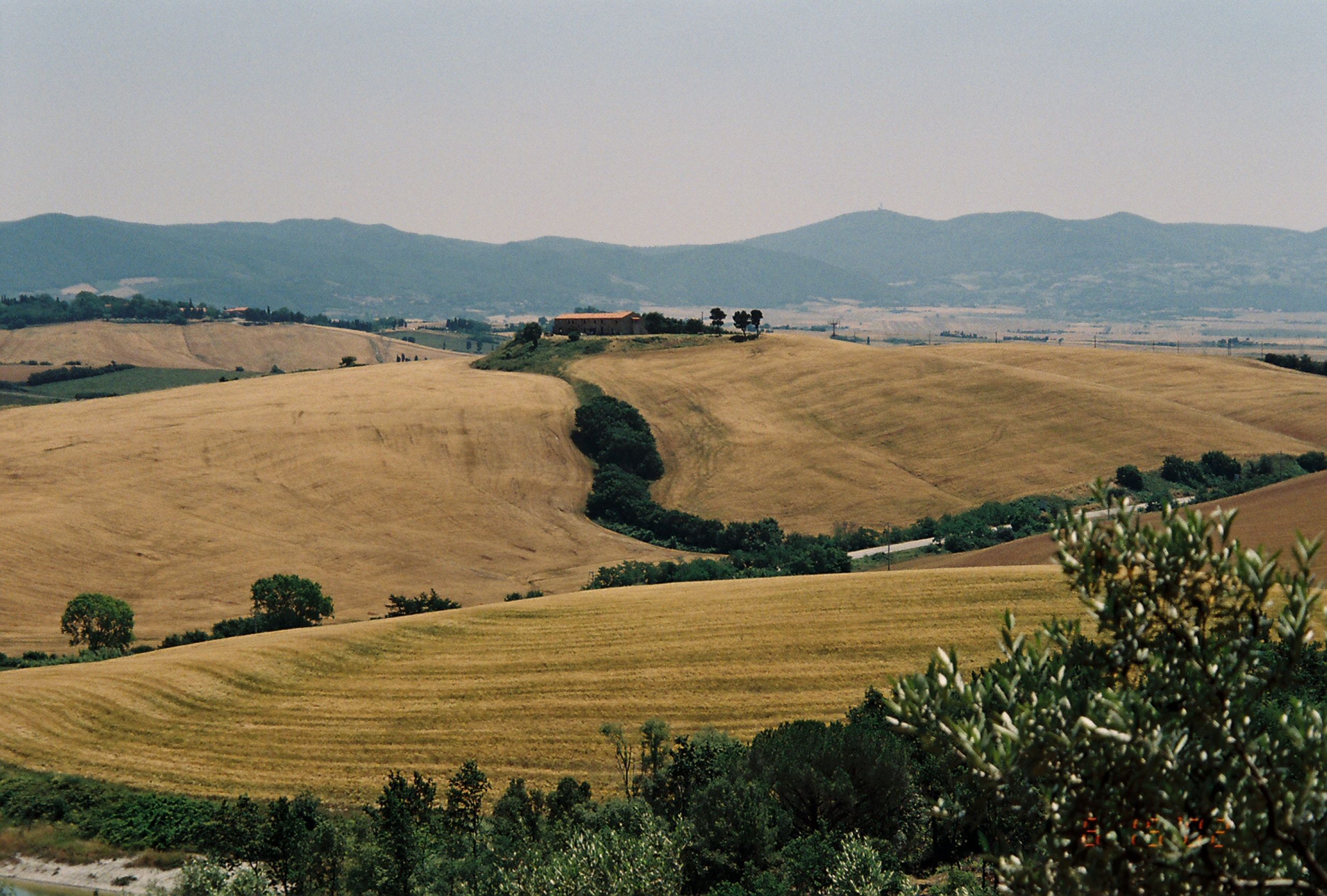Vista Panorámica De Las Onduladas Colinas De La Toscana, Italia · Foto ...