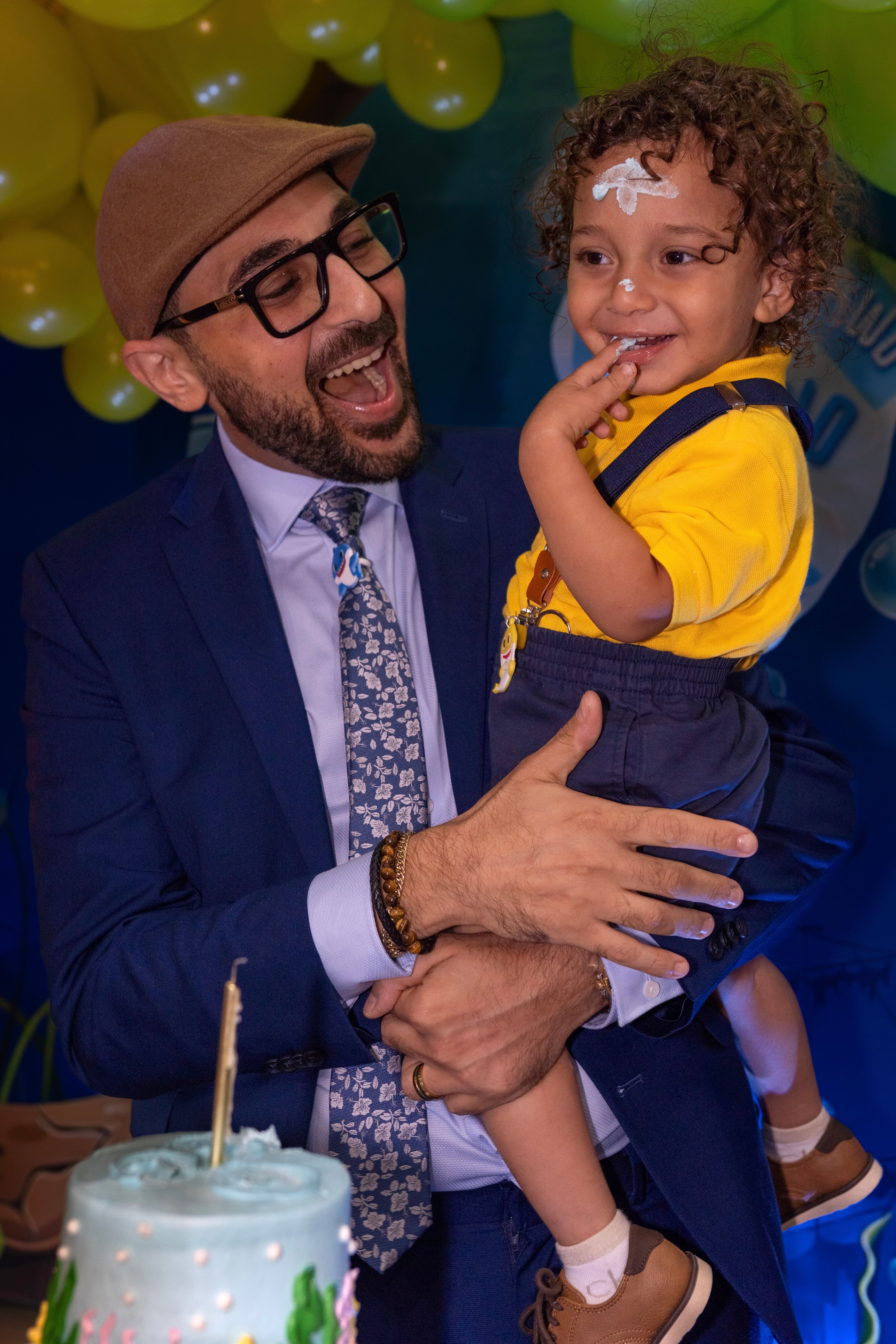 Un Père Célèbre Avec Joie L'anniversaire De Son Fils · Photo gratuite