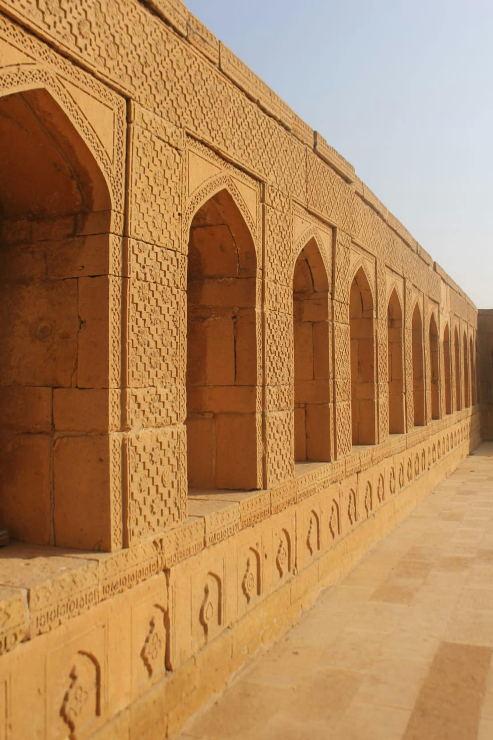 Arcos Antiguos De Arenisca En Un Corredor Iluminado Por El Sol · Foto ...