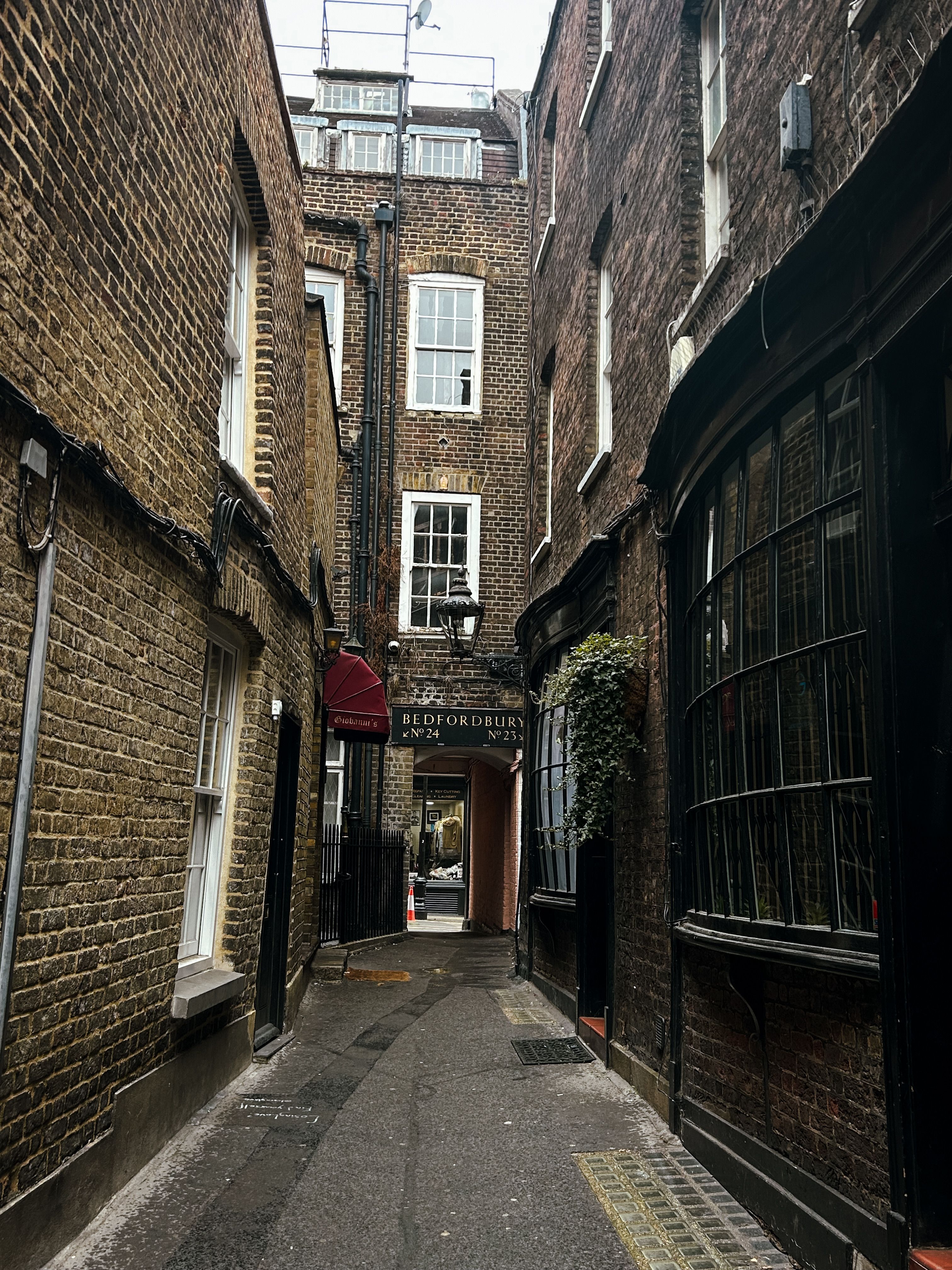 Narrow Brick Alleyway in Historic London · Free Stock Photo