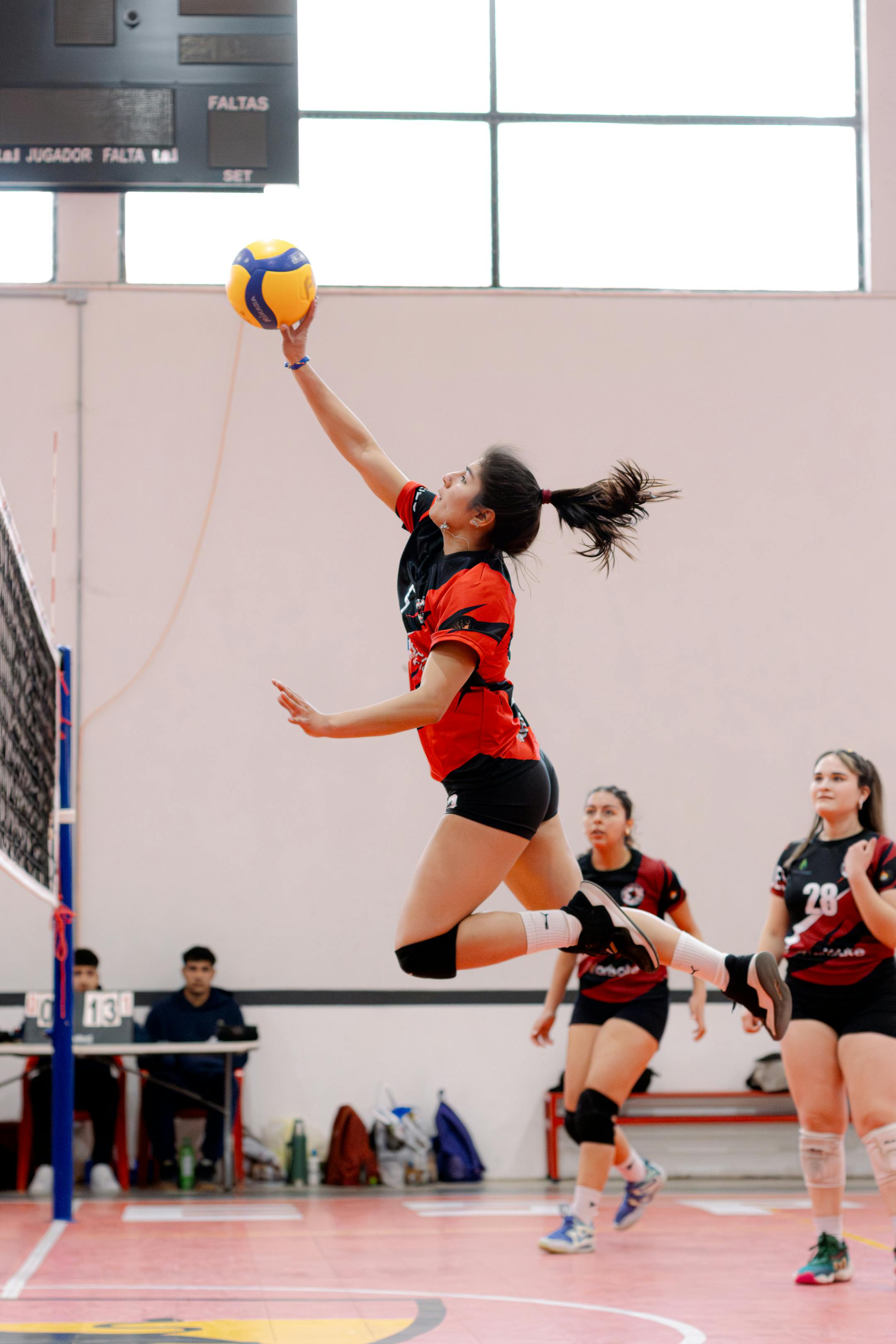 Remate De Salto Dinámico De Voleibol Femenino En Pista Cubierta · Foto ...