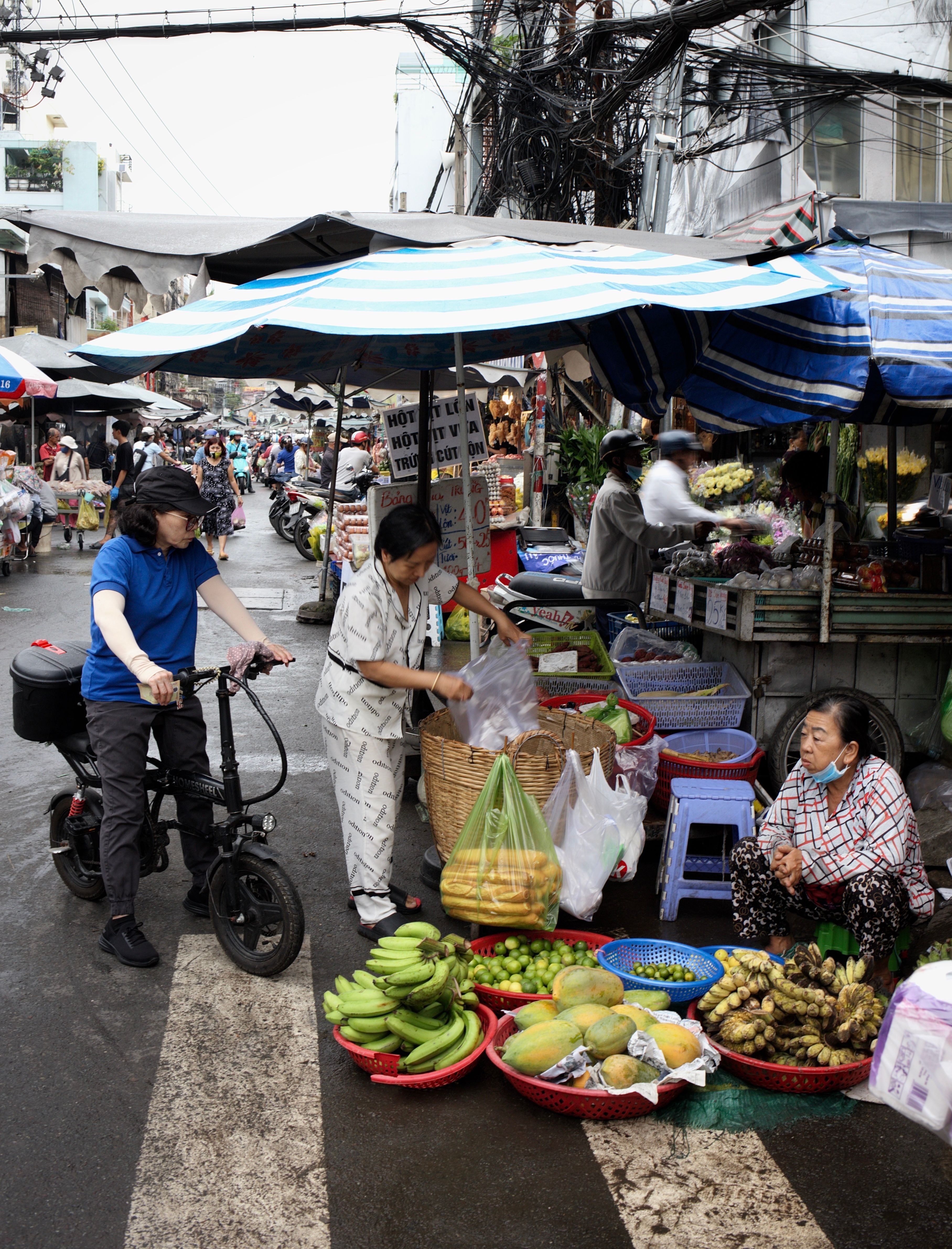 Vibrant Outdoor Marketplace with Fresh Produce · Free Stock Photo