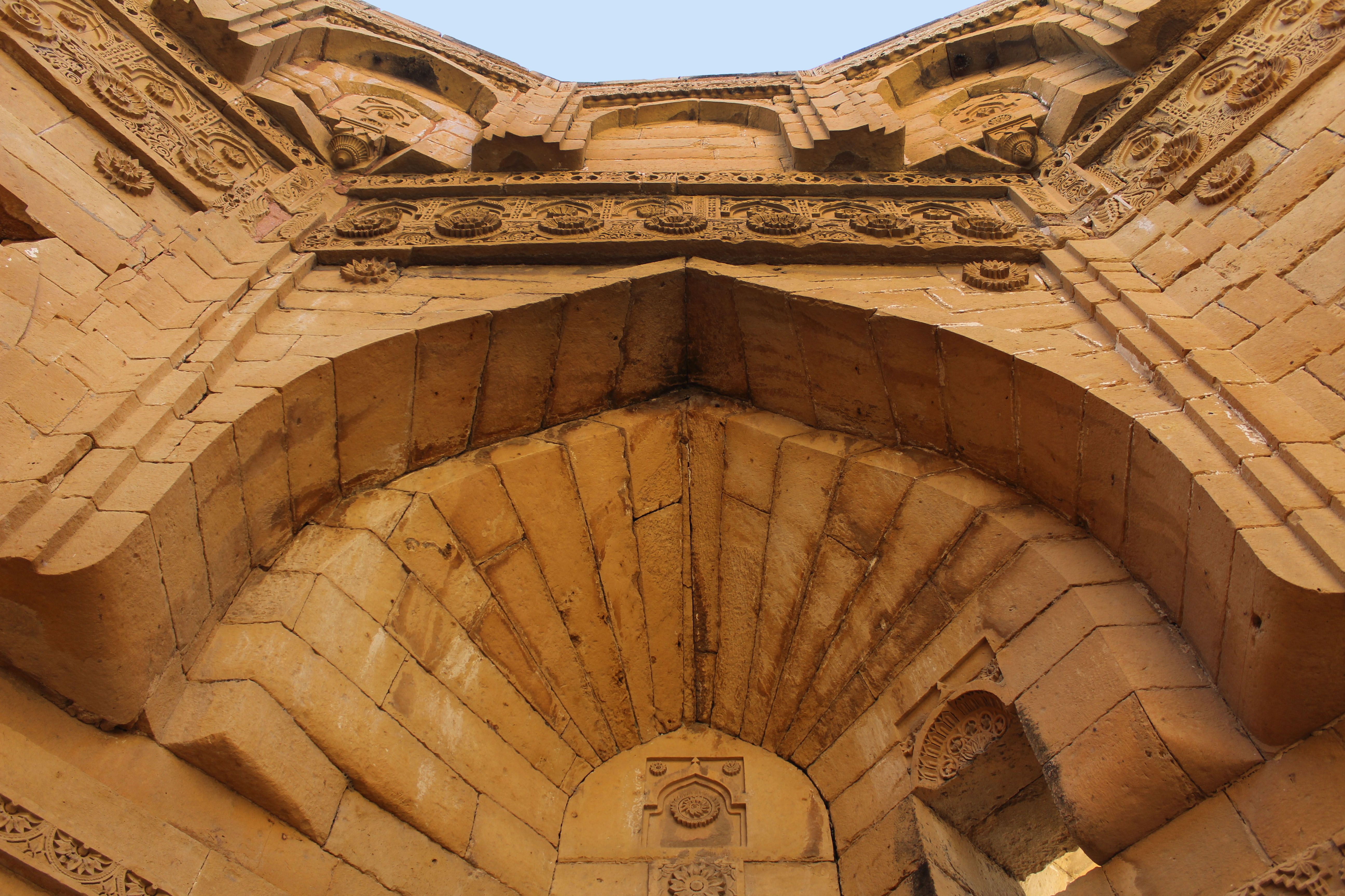 Intricate Archway of Historical Architecture · Free Stock Photo