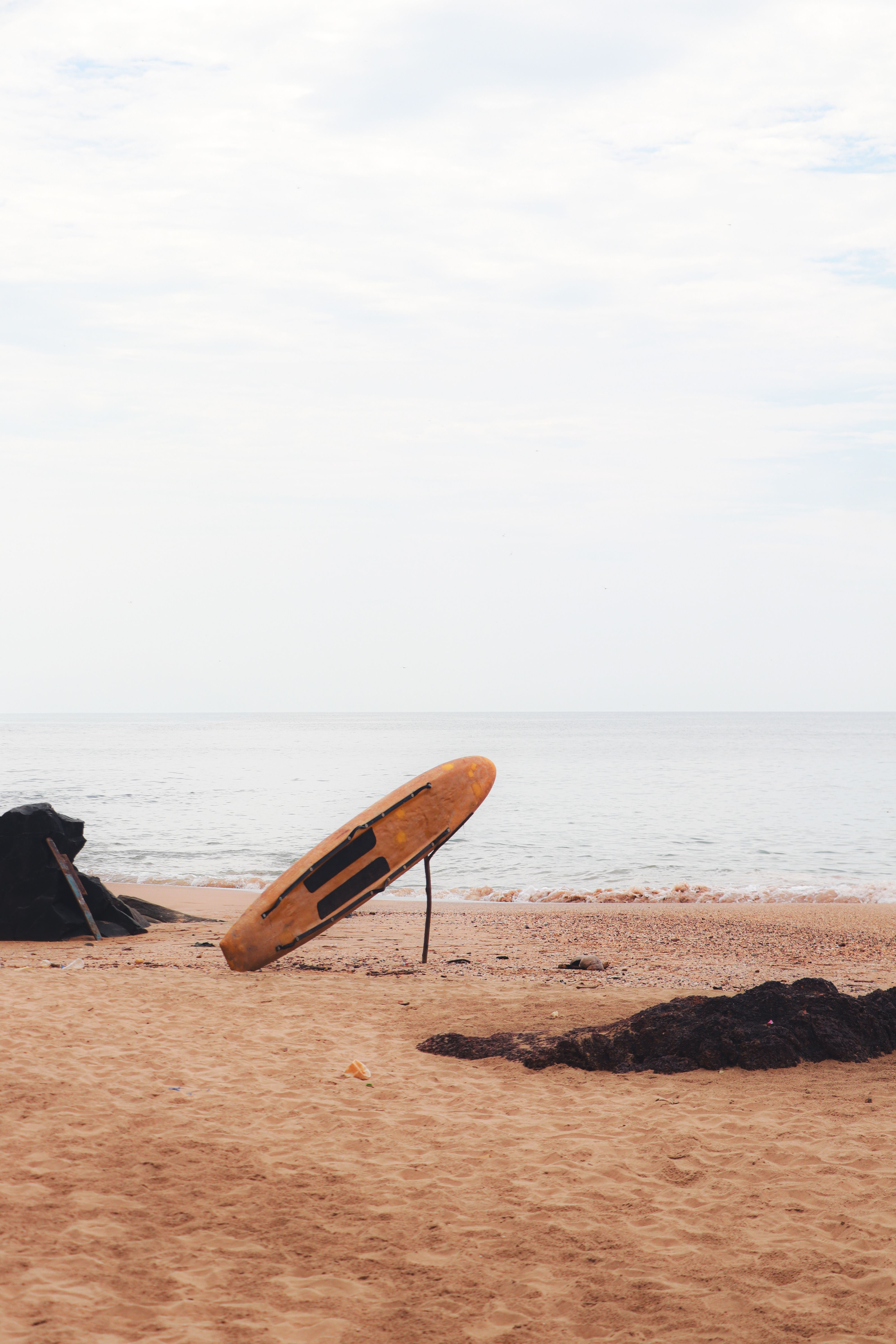 Playa Serena Con Tabla De Surf En Goa, India · Foto de stock gratuita