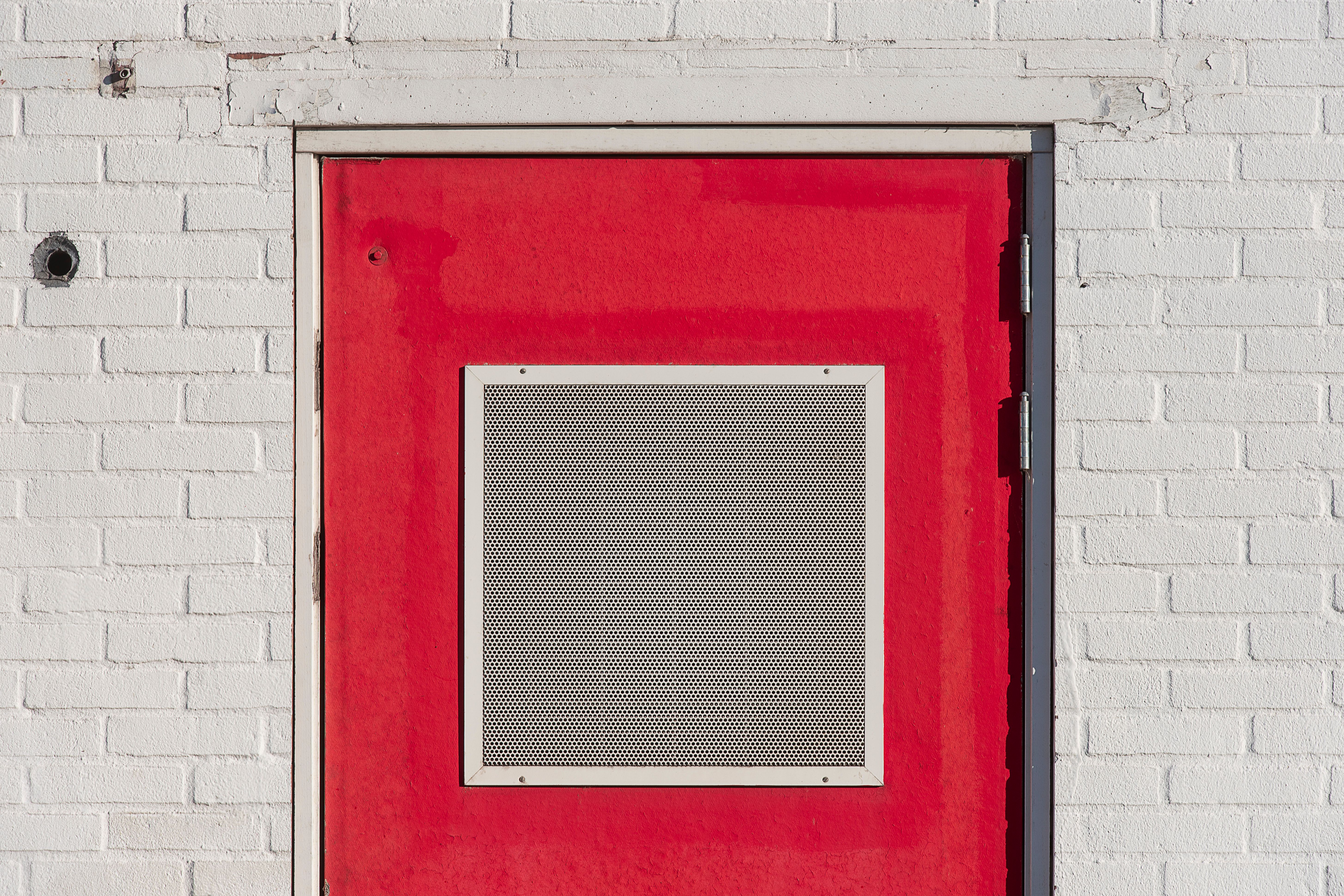 Porte Rouge Vif Contre Un Mur De Briques Blanches · Photo gratuite