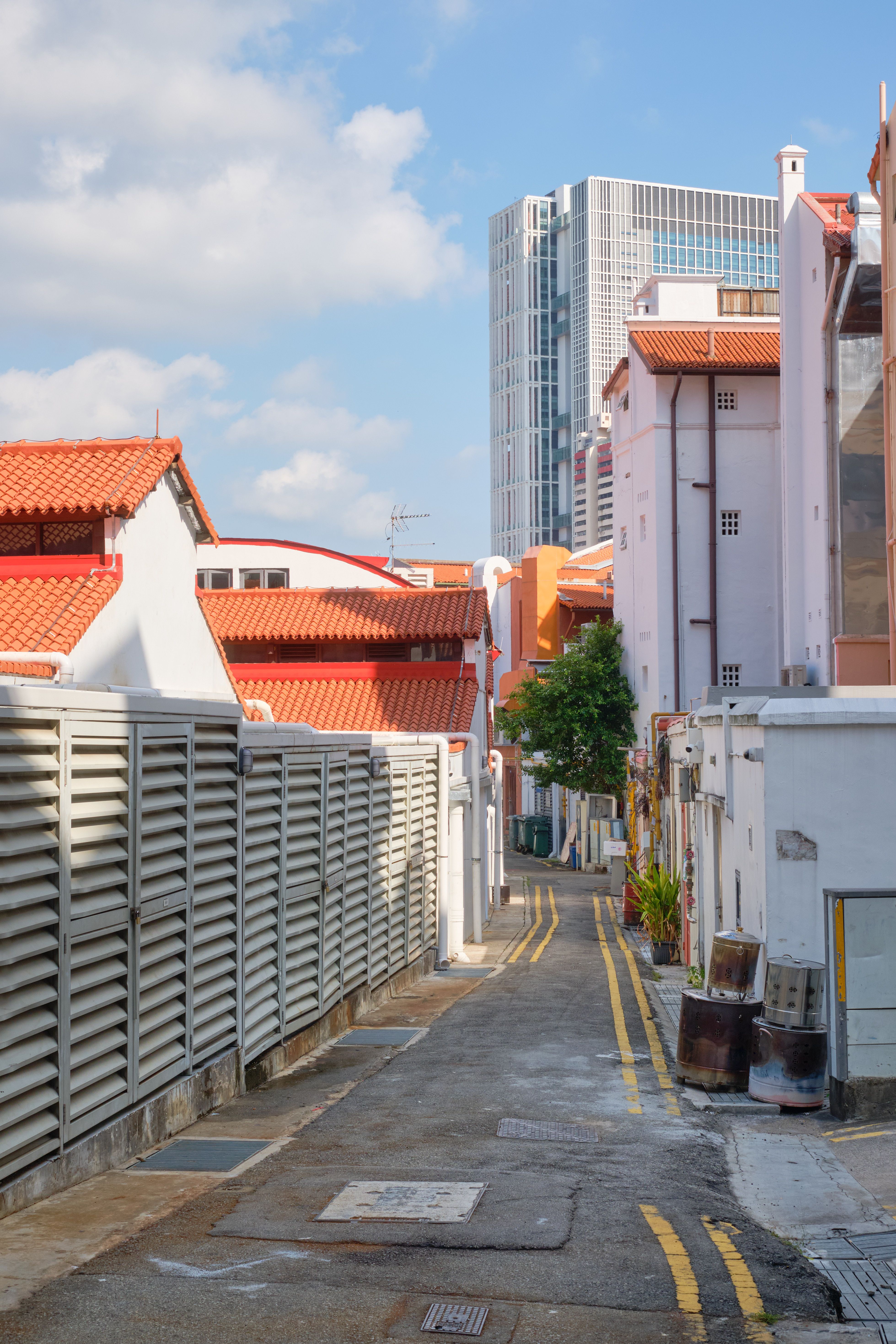 Charming Alleyway in a Modern Urban Setting · Free Stock Photo