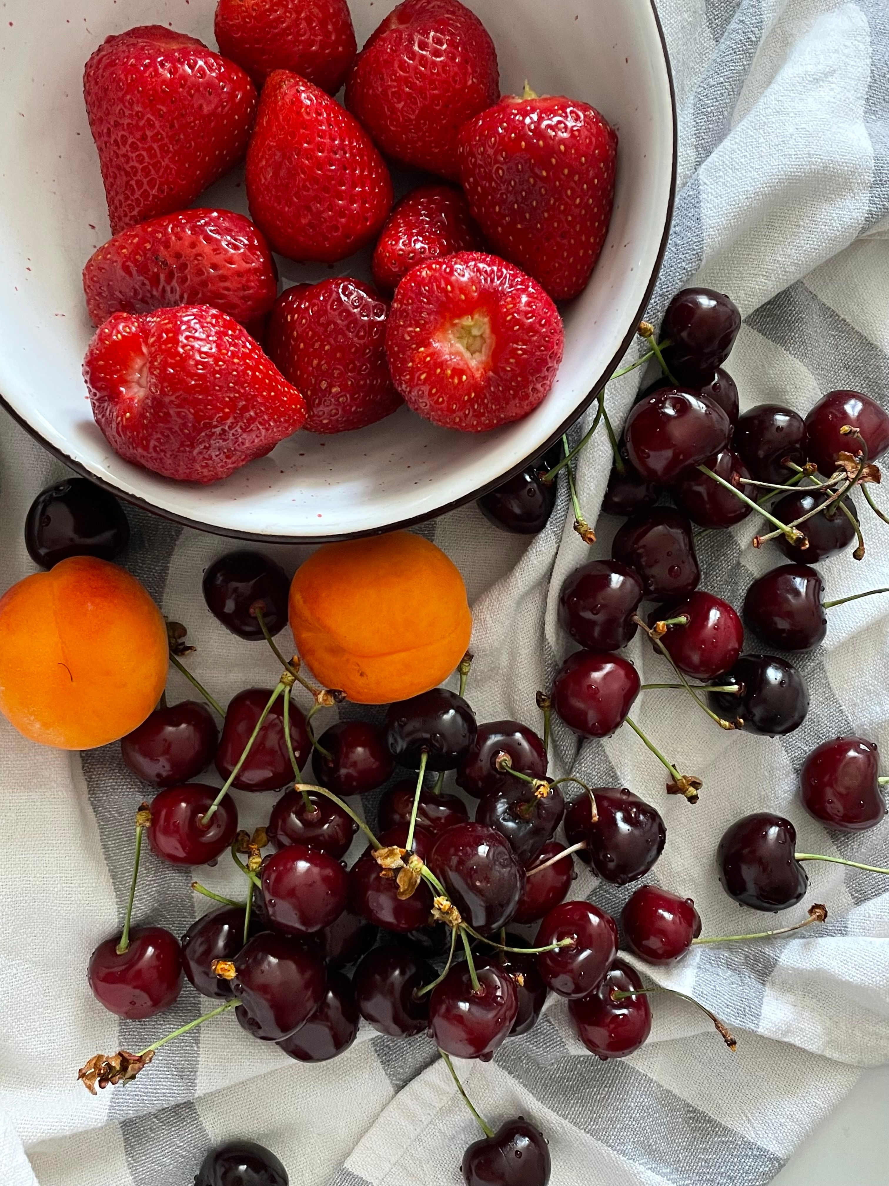 Close-Up Shot of Cherries and Strawberries on a Plate · Free Stock Photo