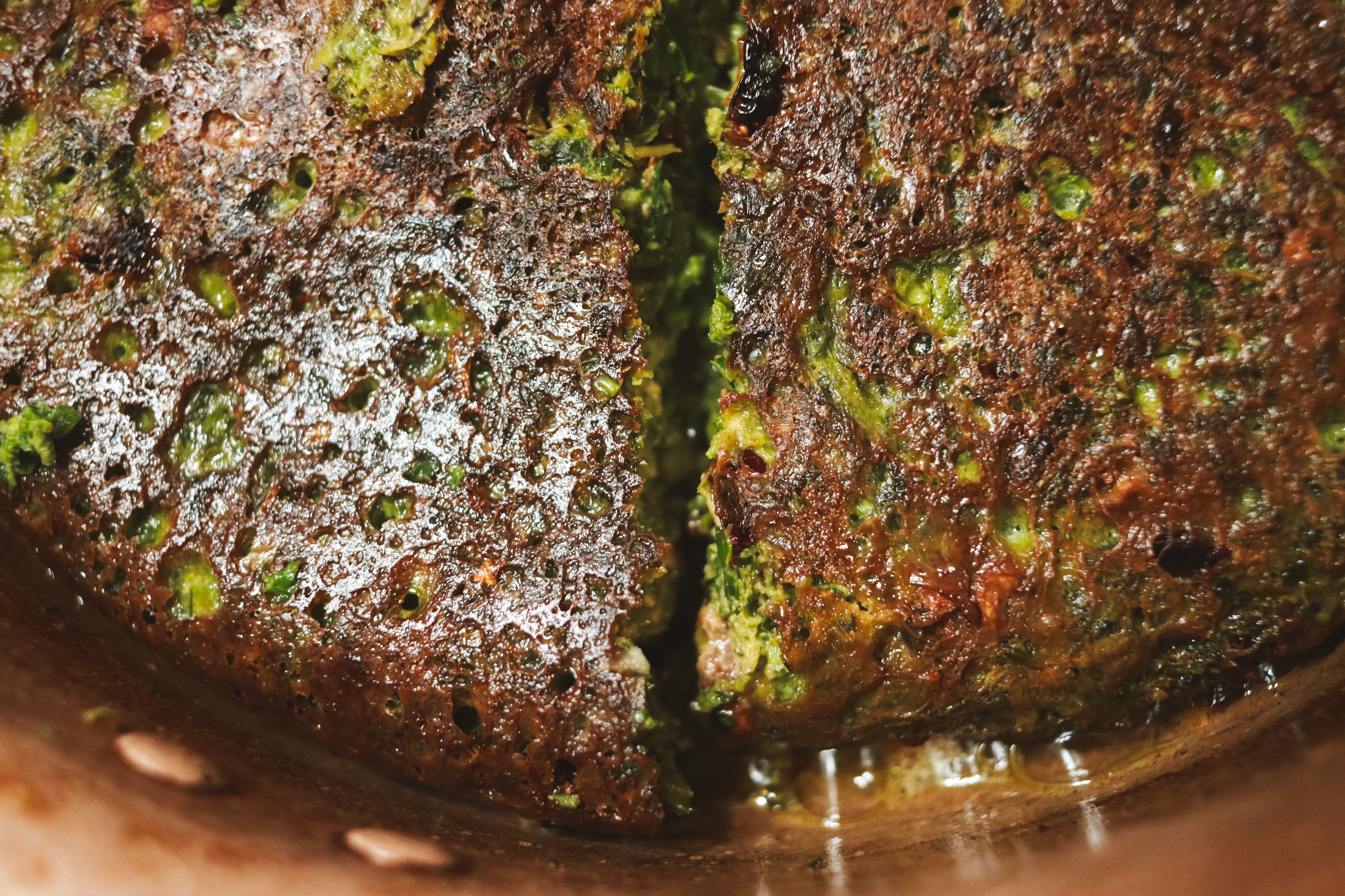 Close-up of crispy green vegetable fritter surface · Free Stock Photo