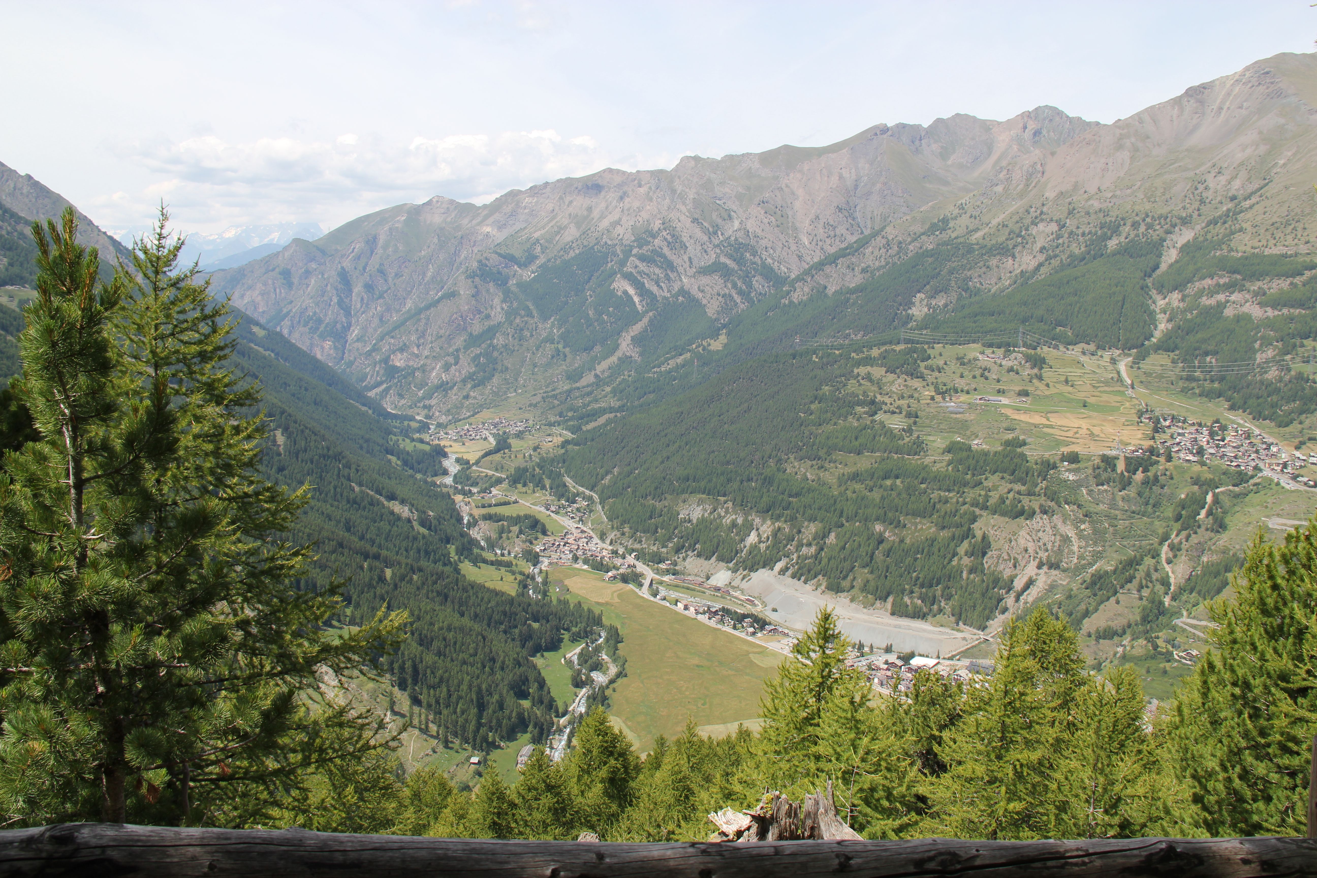 Breathtaking Alpine Valley Scenic Landscape · Free Stock Photo
