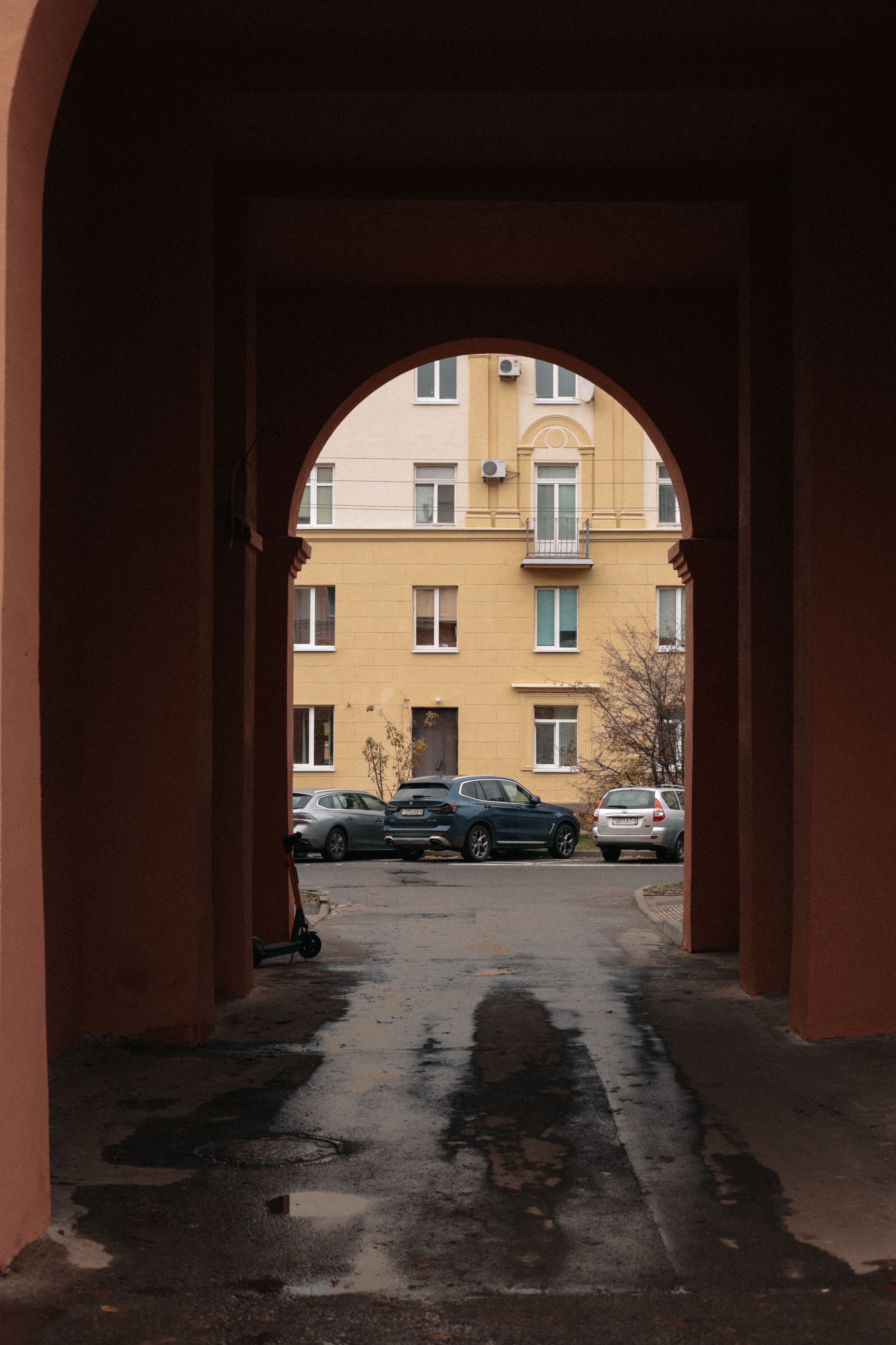 Urban archway view of residential building · Free Stock Photo