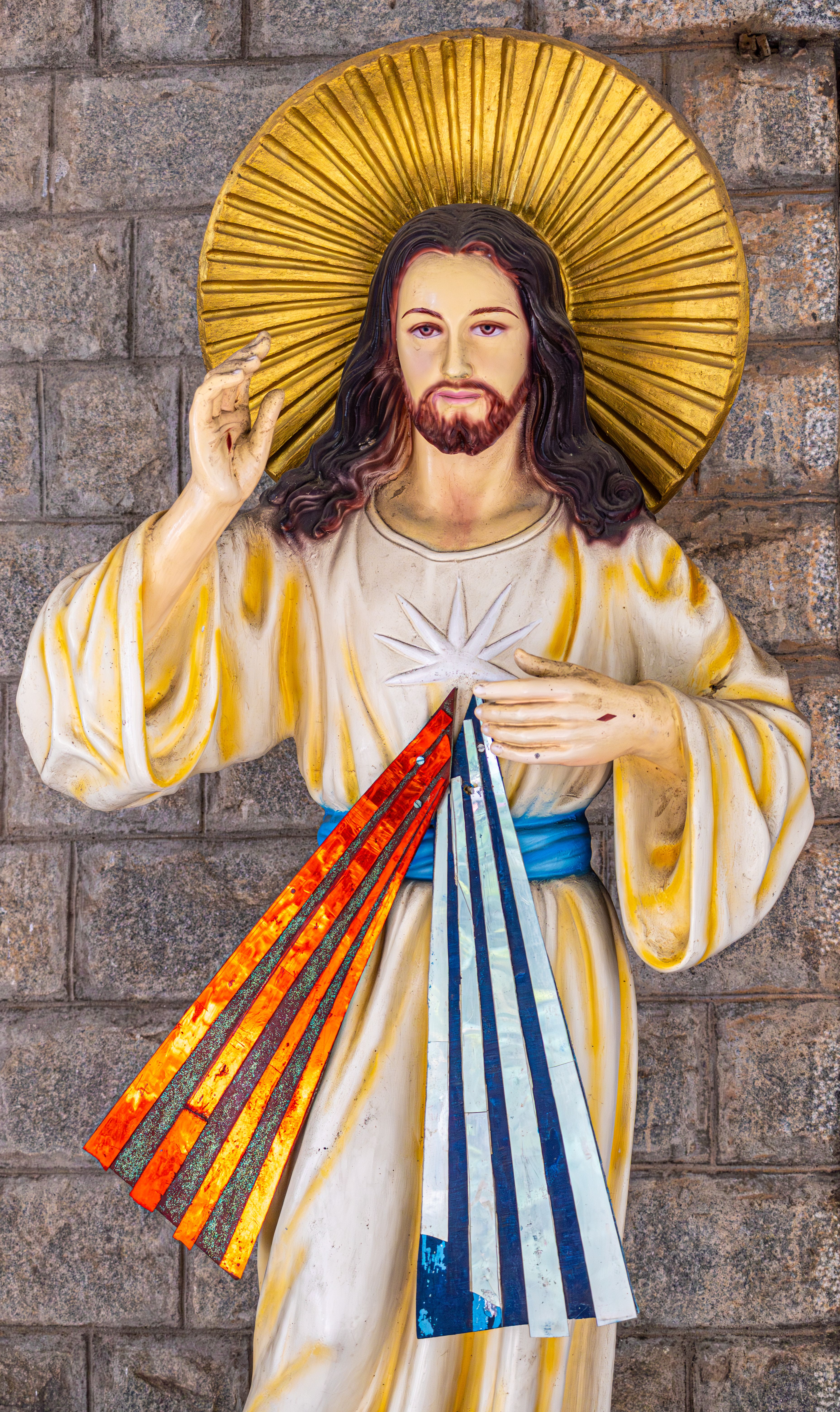 Religious Statue of Jesus with Halo and Rays · Free Stock Photo