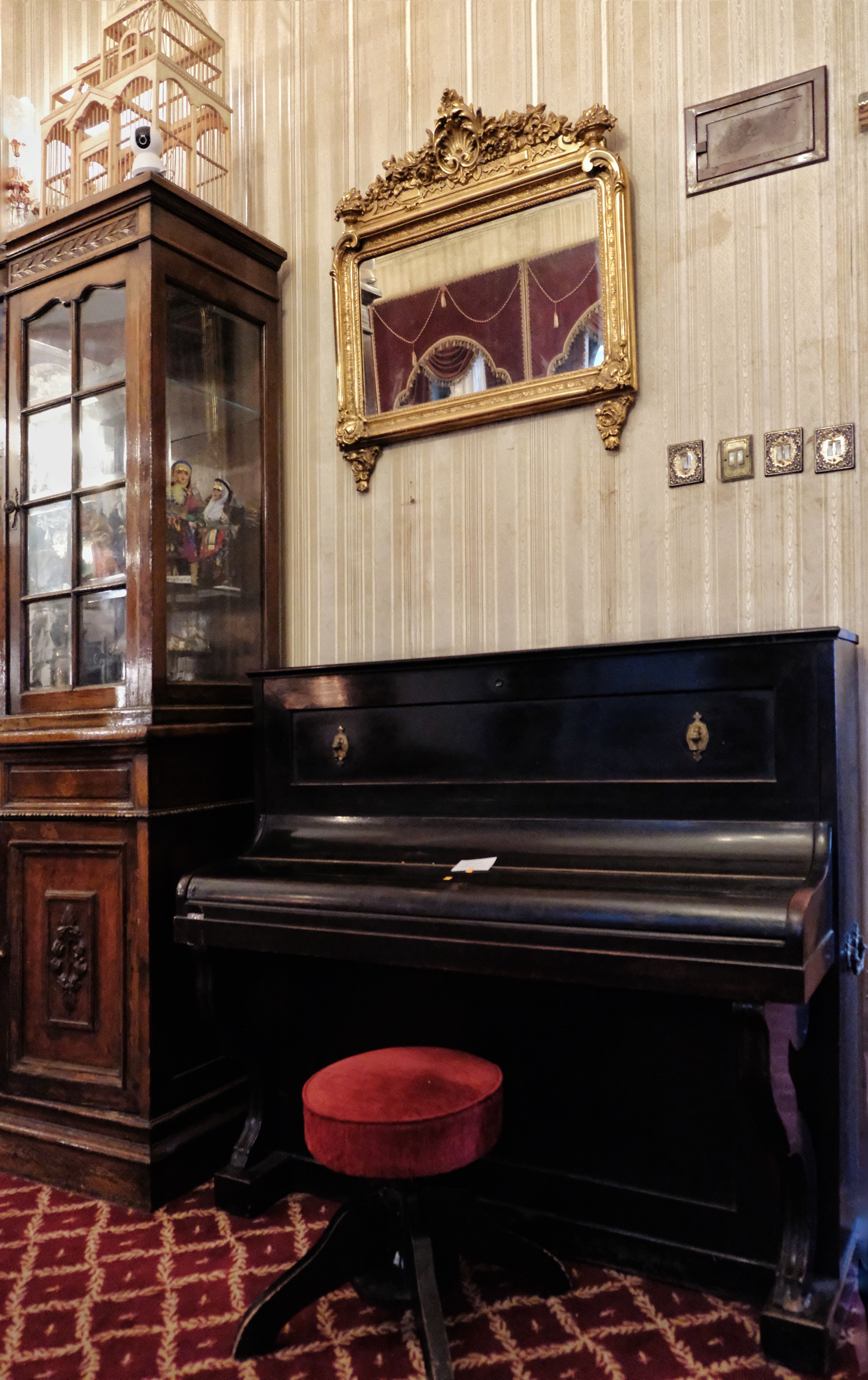 Vintage Piano in Classic Room Setting · Free Stock Photo