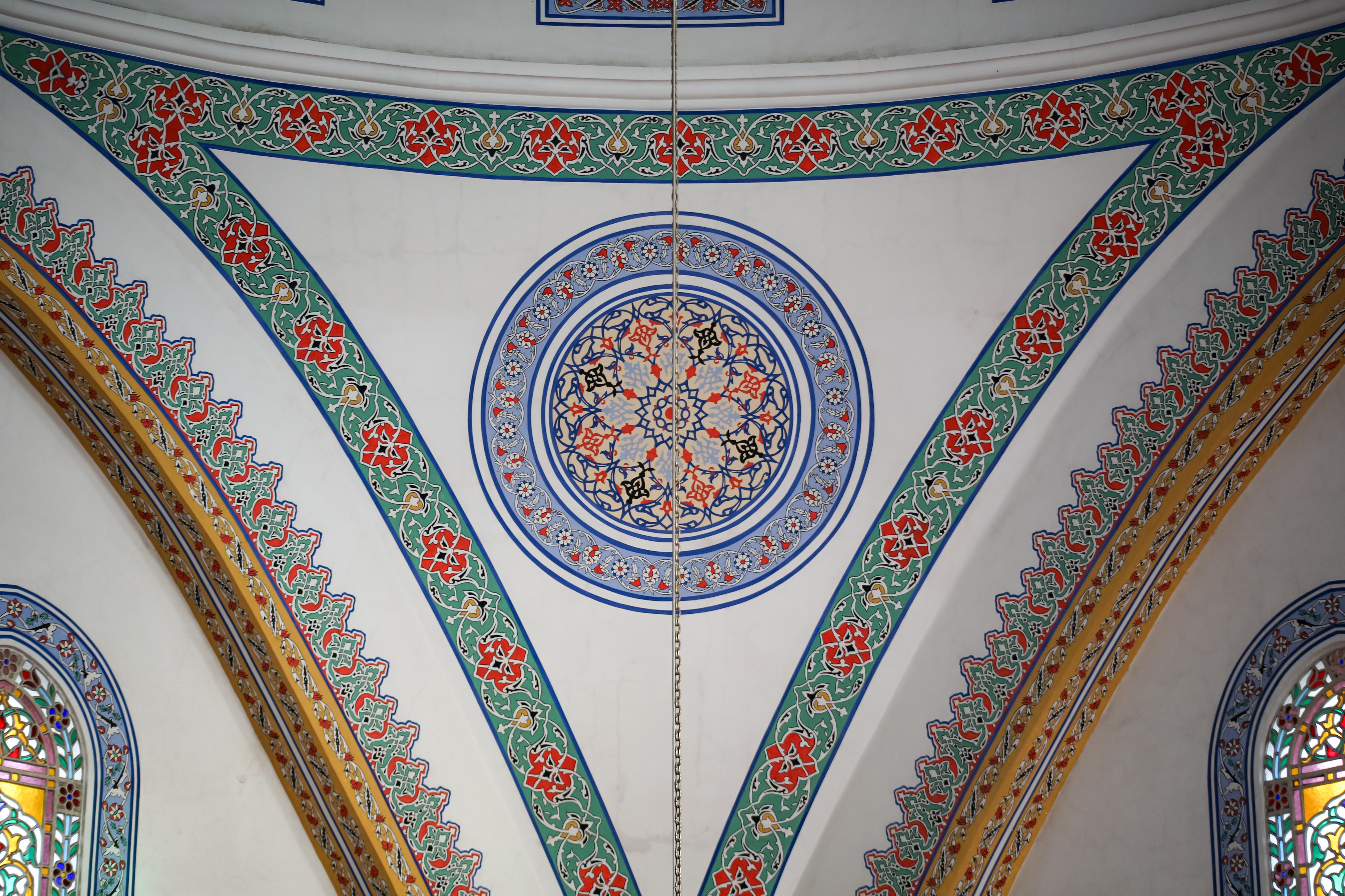 Intricate Islamic Geometric Ceiling Design · Free Stock Photo