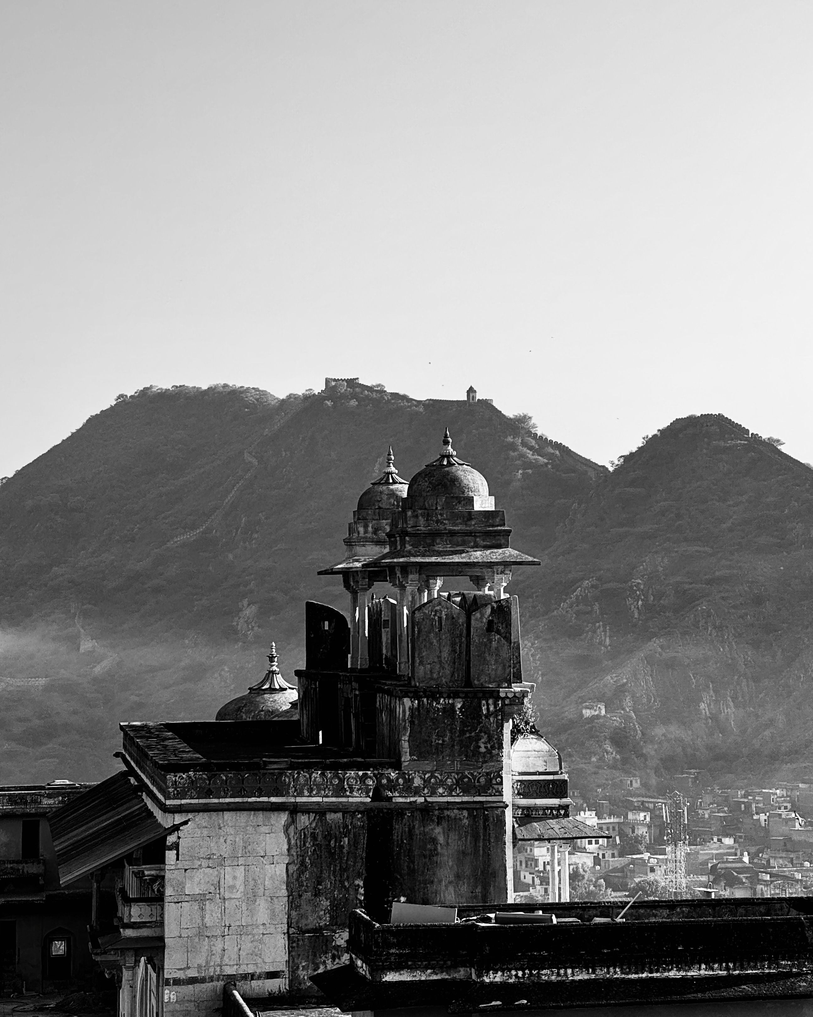 Historic Jaipur Architecture with Mountain Backdrop · Free Stock Photo