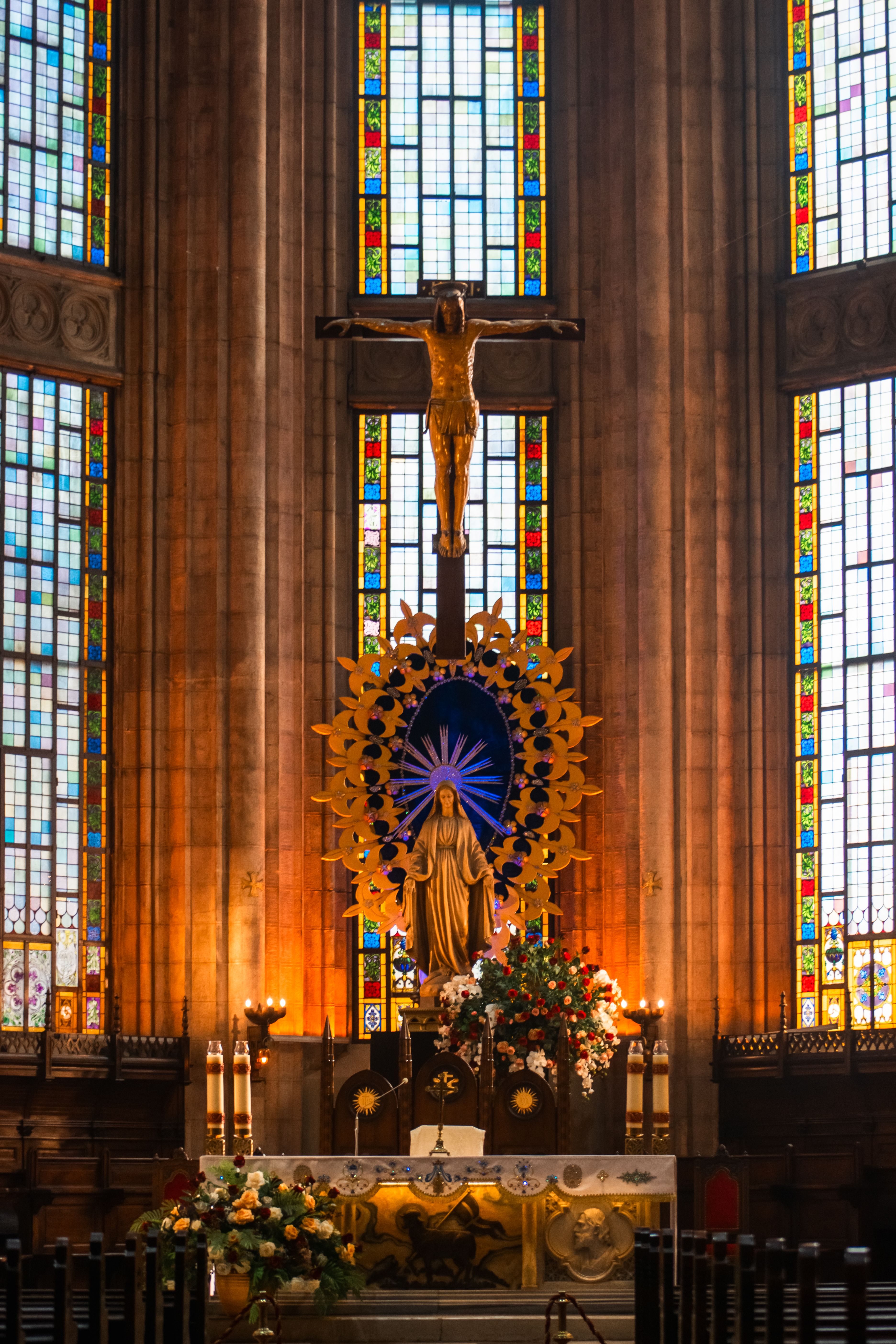 Stained Glass and Altar in Historic Church · Free Stock Photo