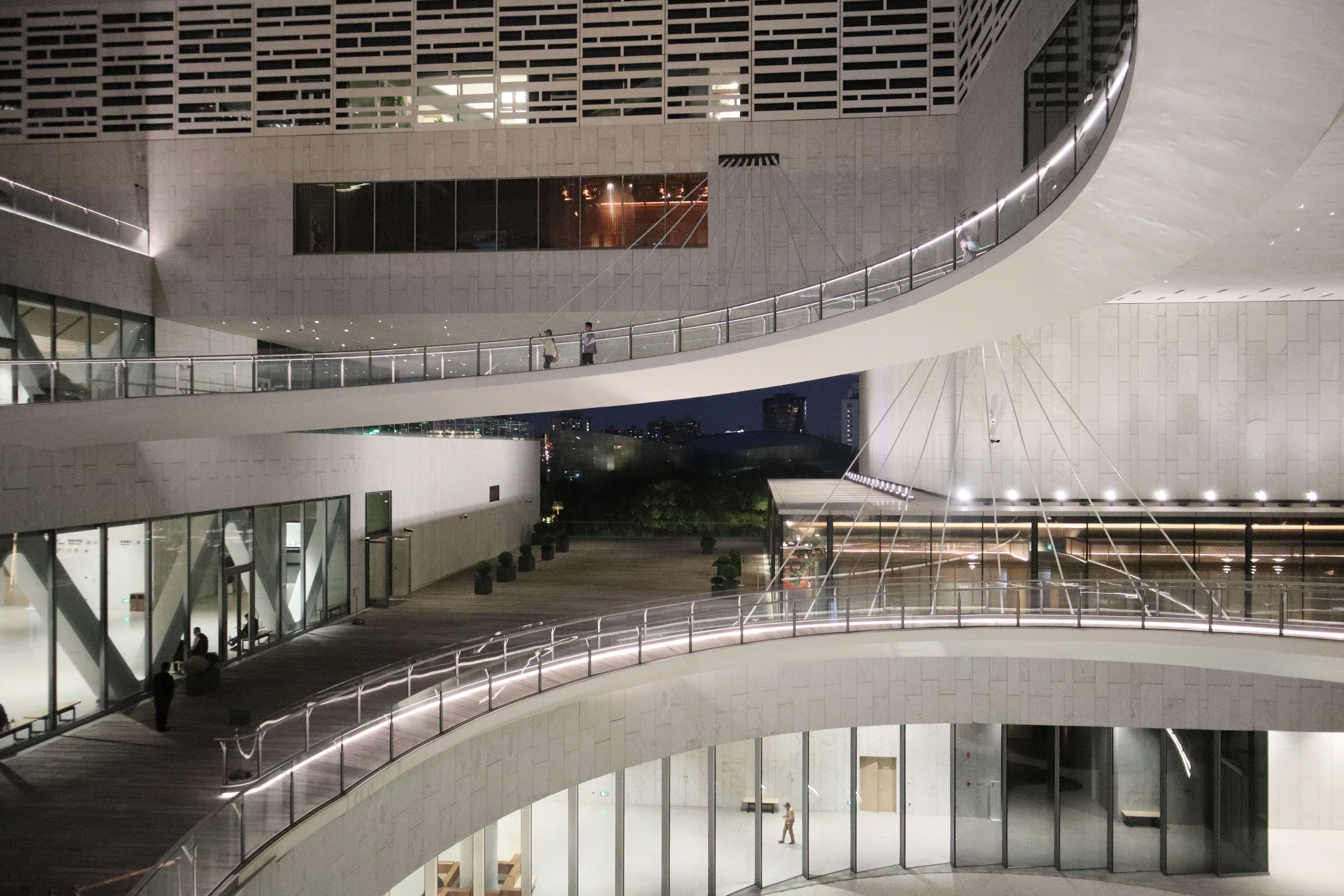 Modern Architectural Curves of Urban Building · Free Stock Photo