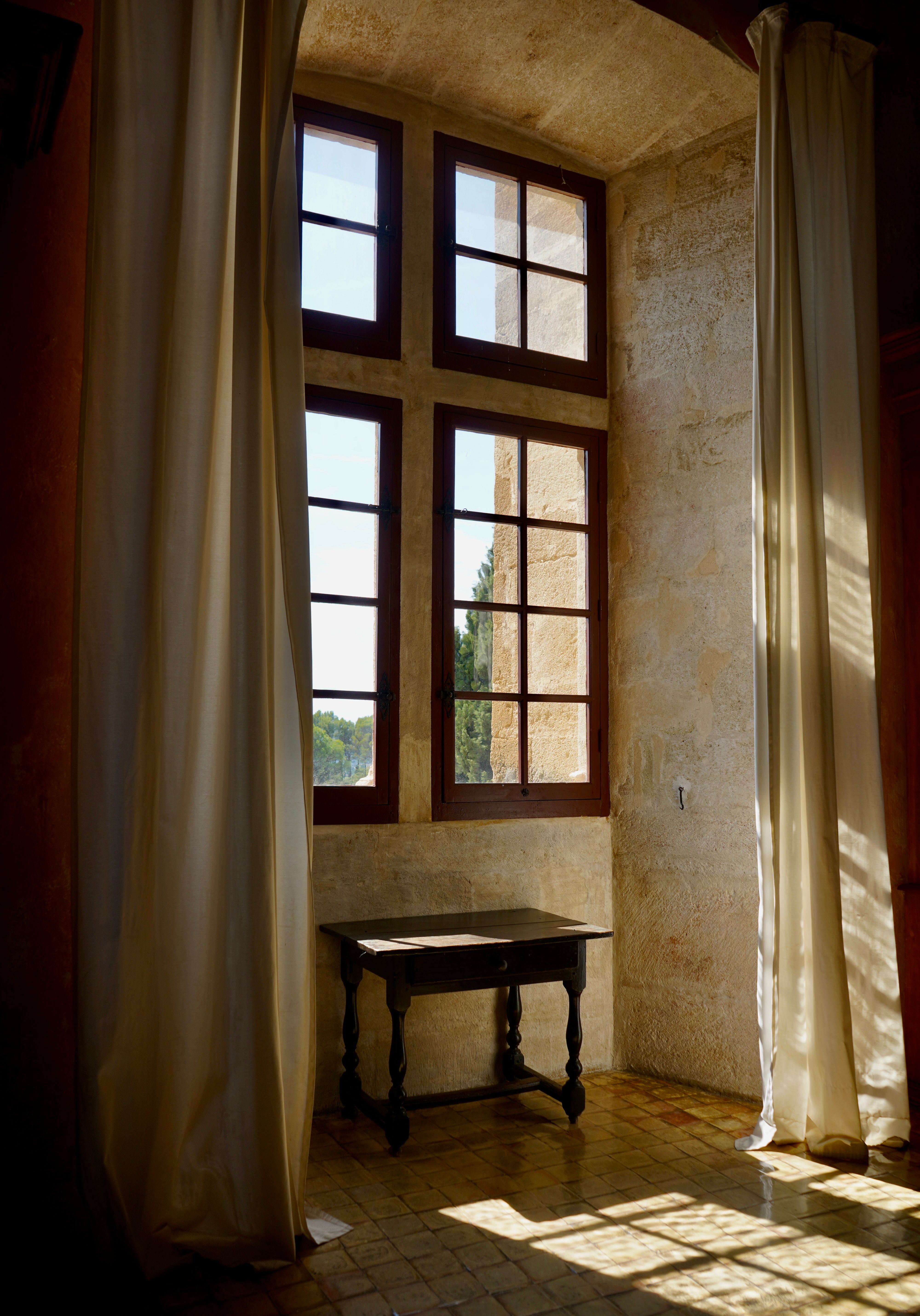 Sunlit Room with Large Vintage Windows · Free Stock Photo