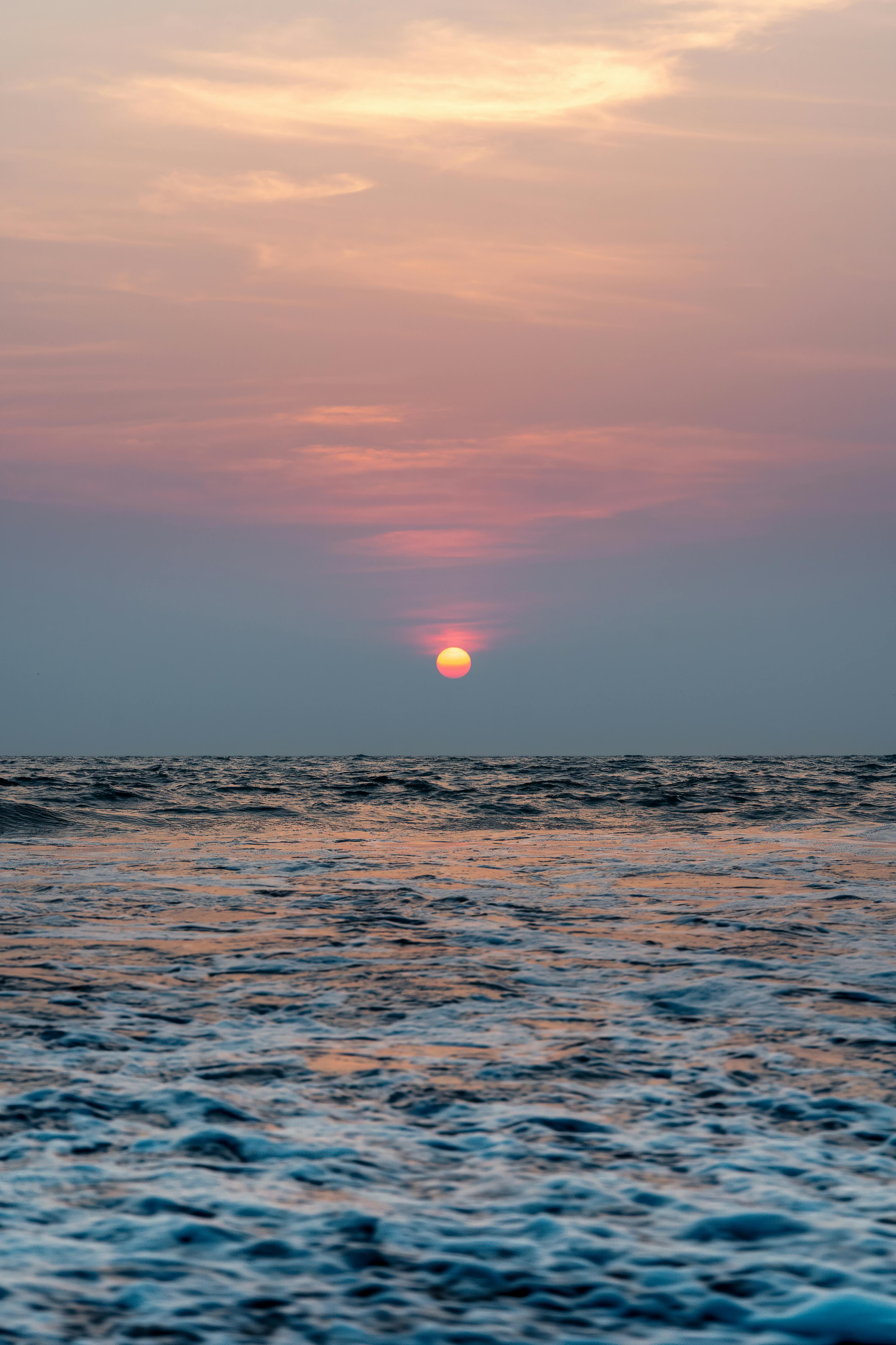 Atardecer Sereno Sobre El Mar Arábigo En La Playa De Thrissur · Foto de ...