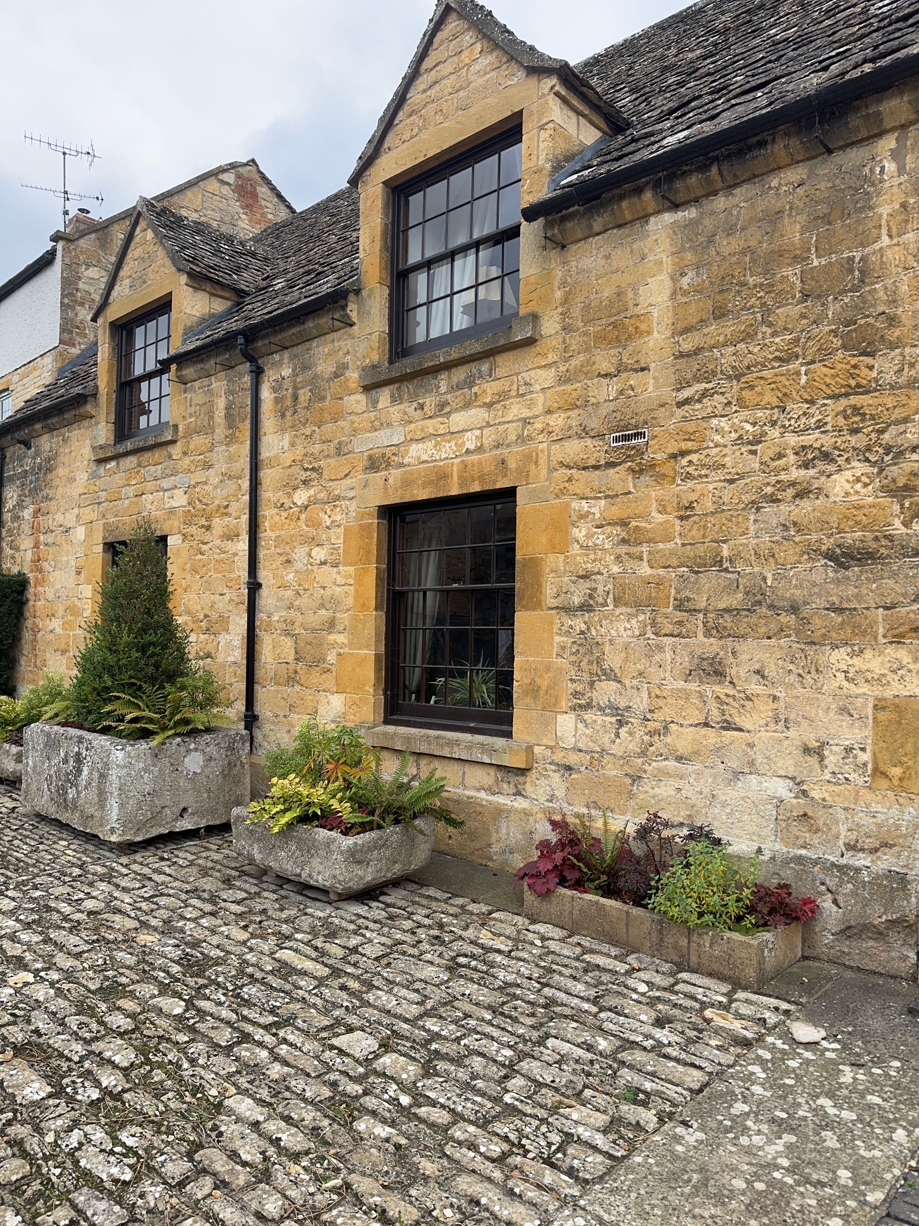 Charming Cotswold Stone Cottage Facade · Free Stock Photo