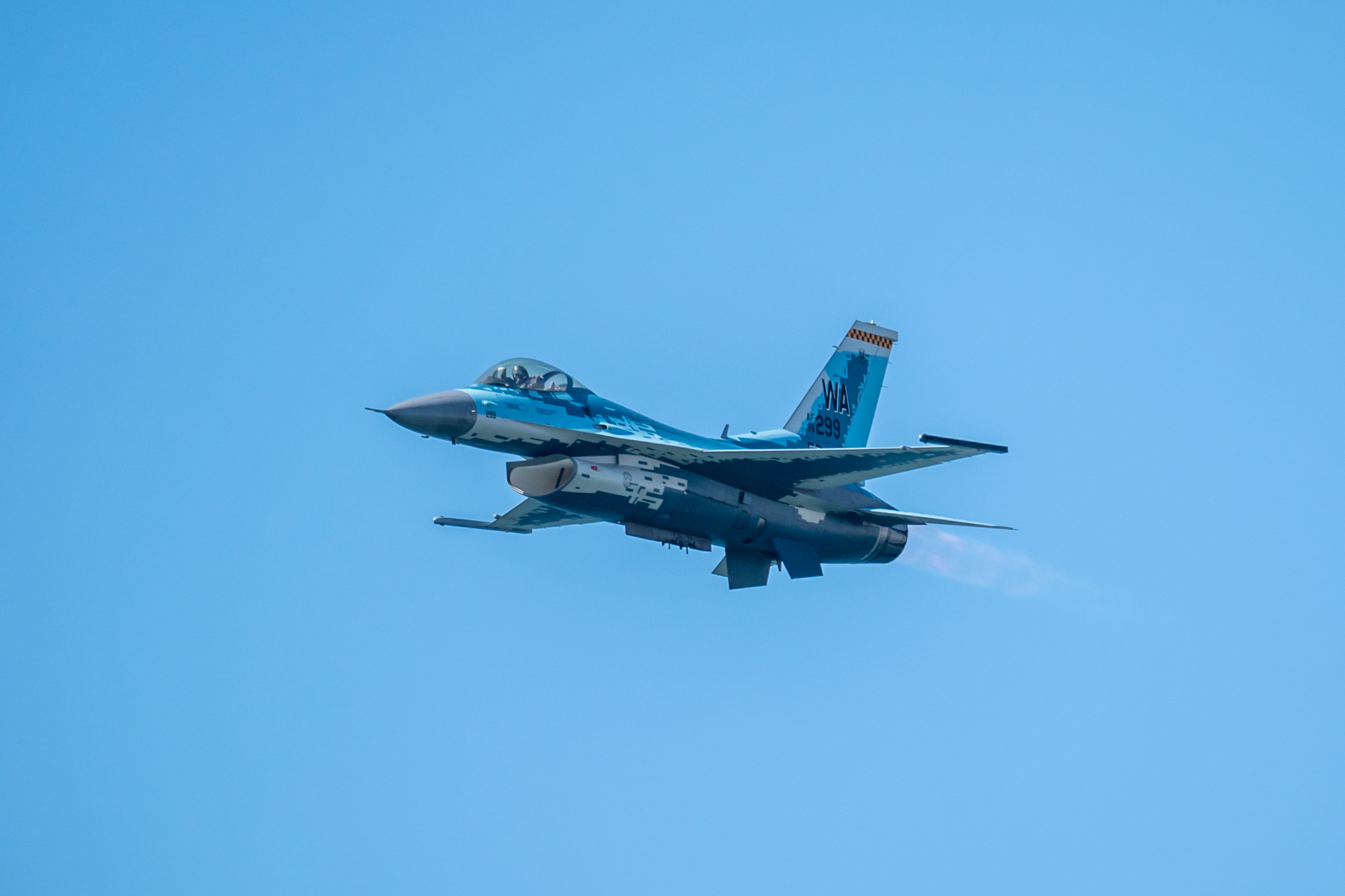 F-16 Fighting Falcon in Flight at Pacific Airshow · Free Stock Photo