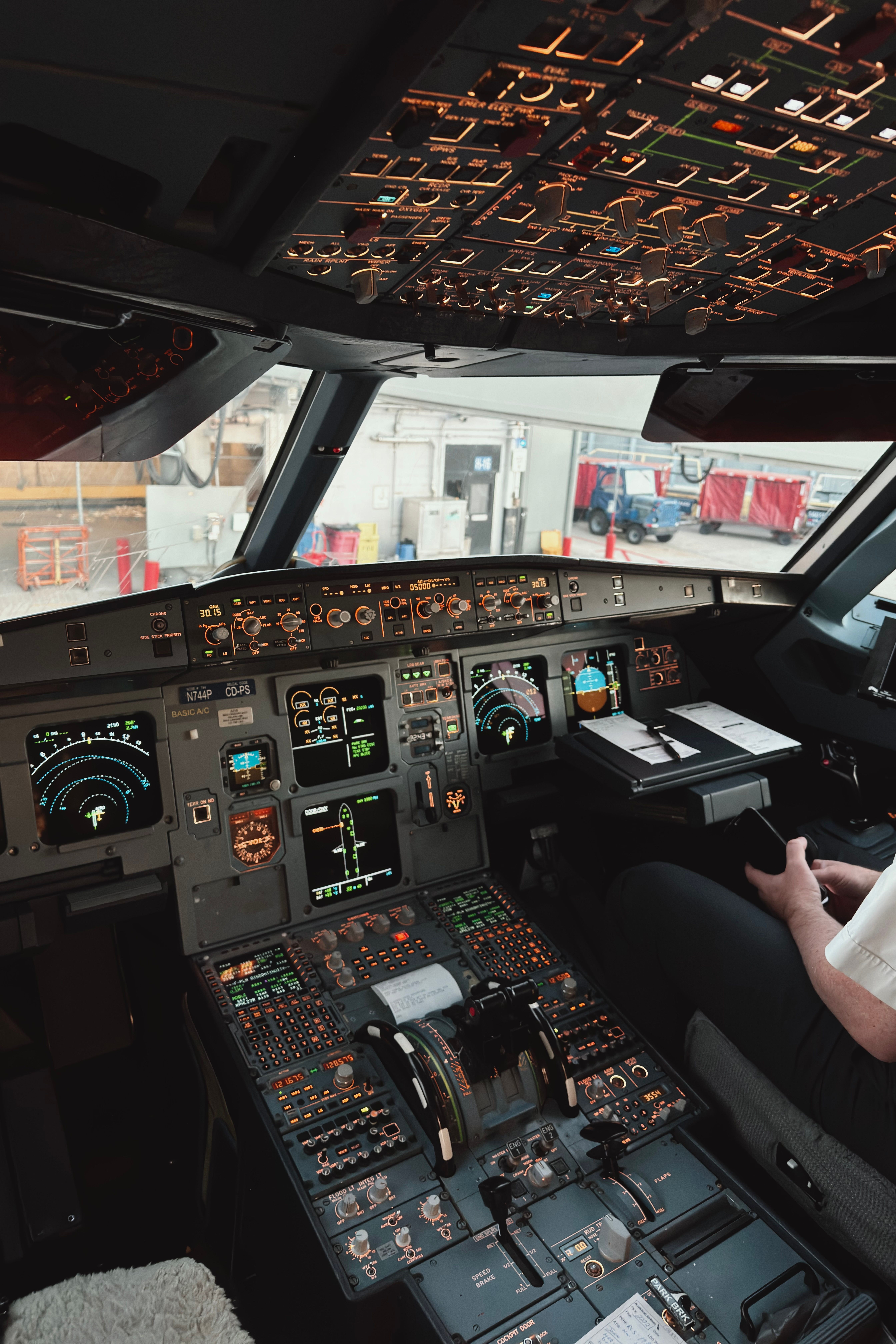 Detailed View of Airplane Cockpit Controls · Free Stock Photo
