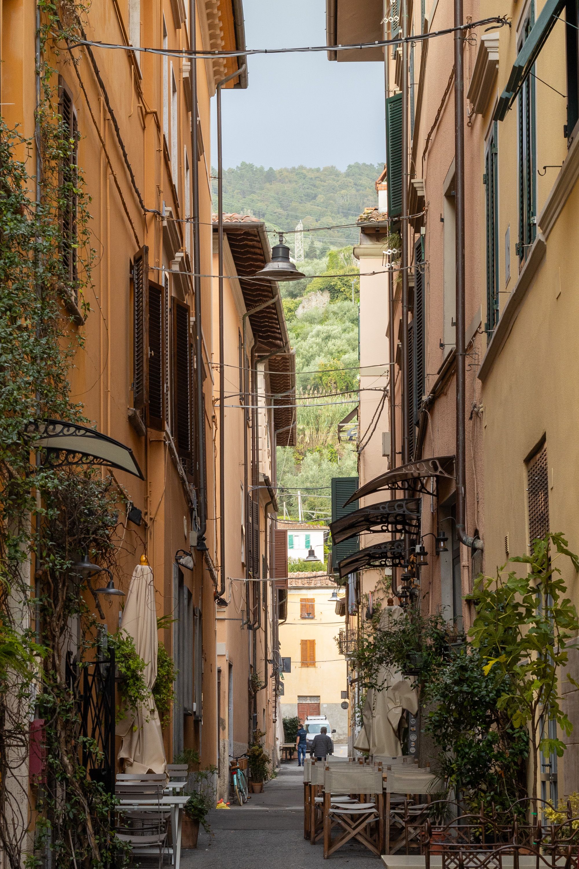 Charming Italian Alleyway with Rustic Buildings · Free Stock Photo
